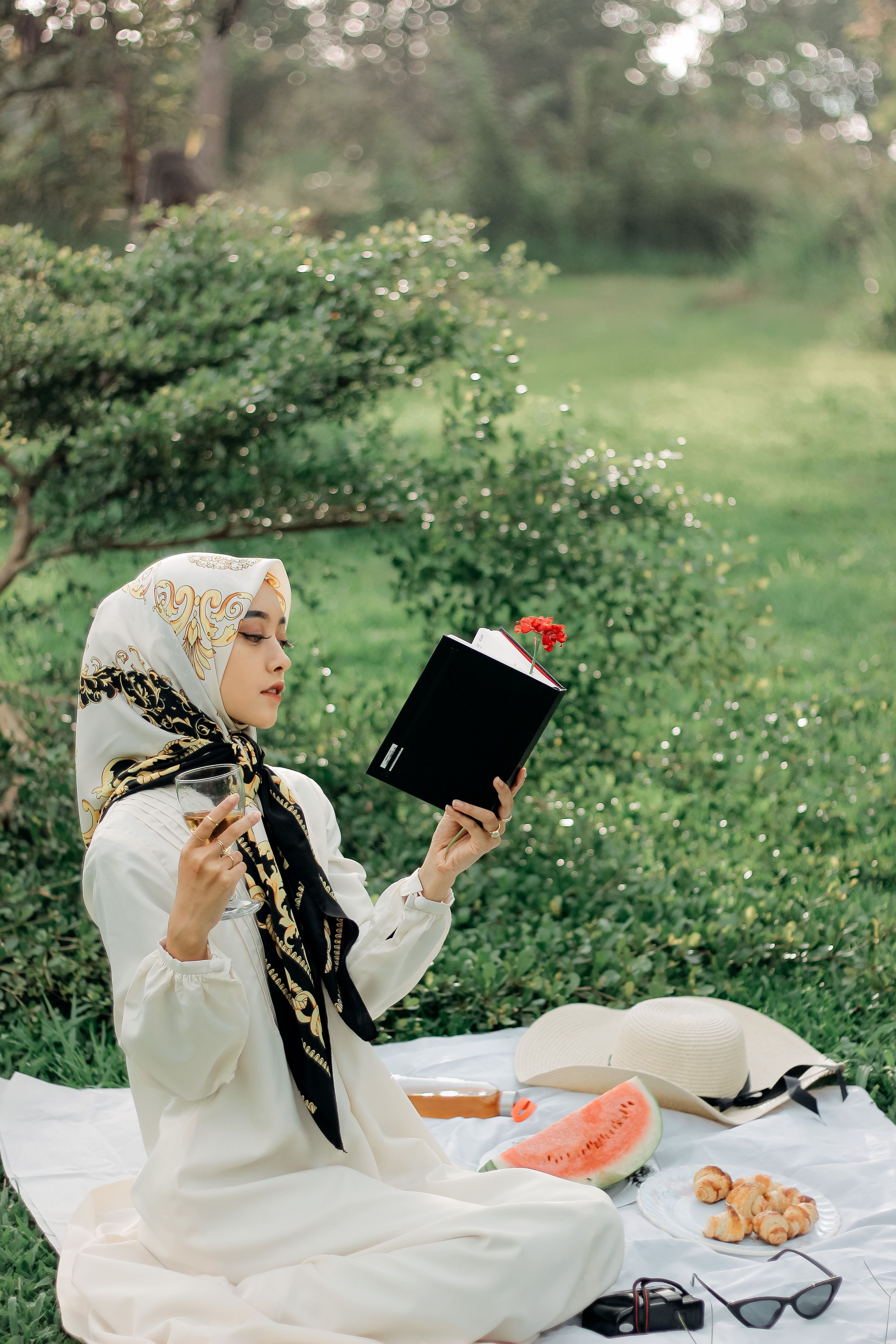 Hijabi Reading Photos, Download The BEST Free Hijabi Reading Stock ...