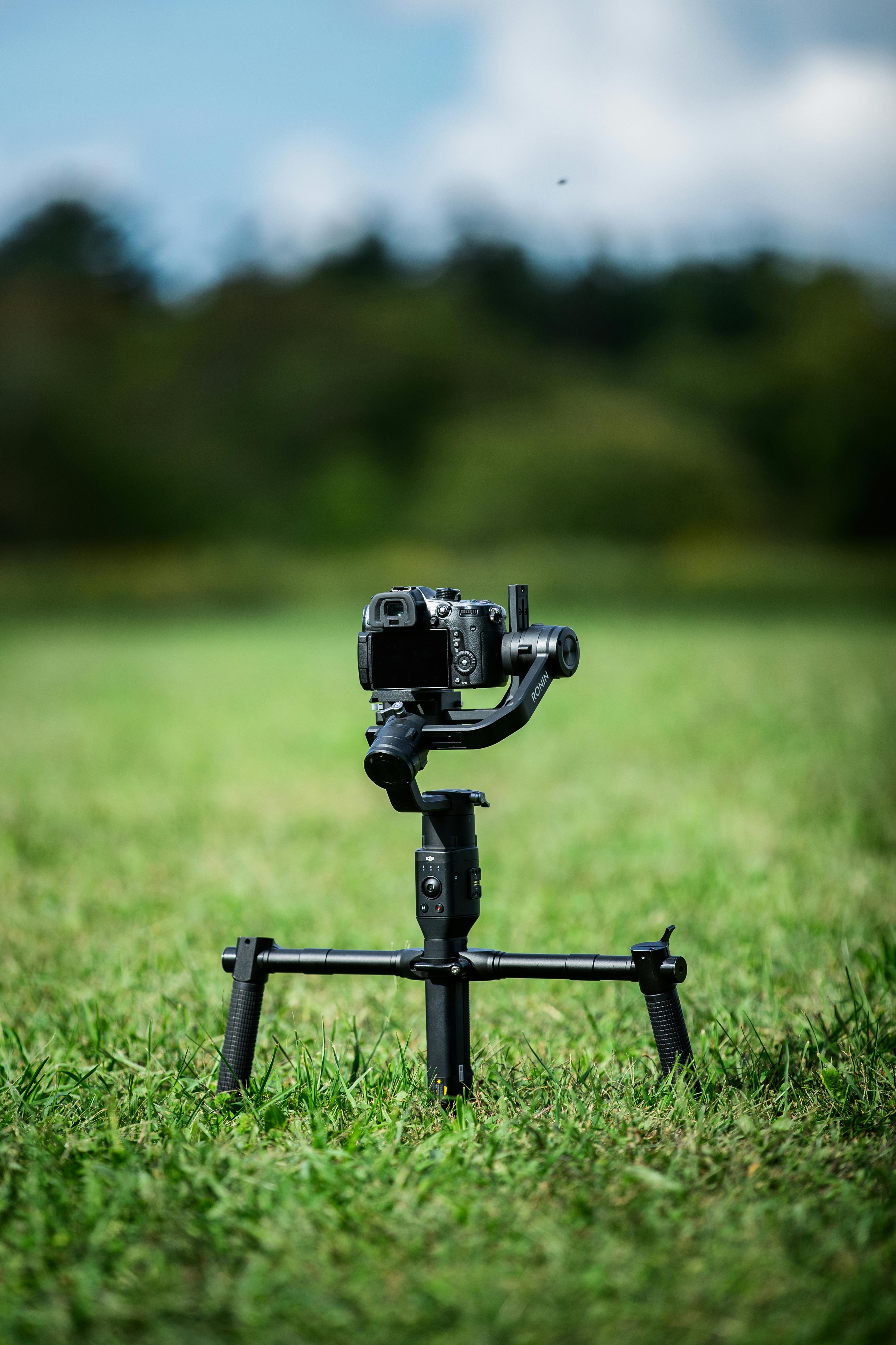 Close-Up Shot of DSLR Camera on Grass · Free Stock Photo