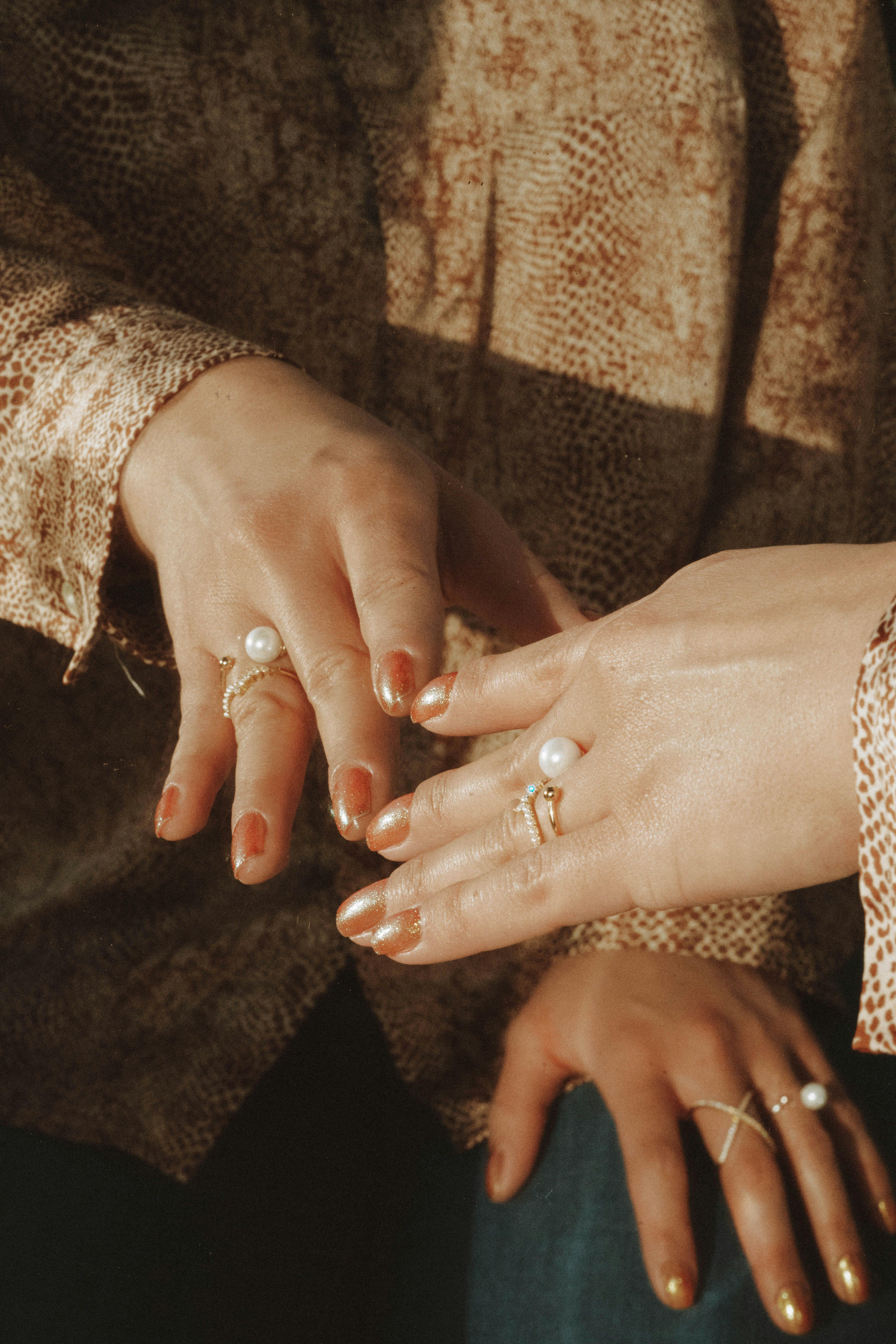 Hand touching its mirror reflection · Free Stock Photo