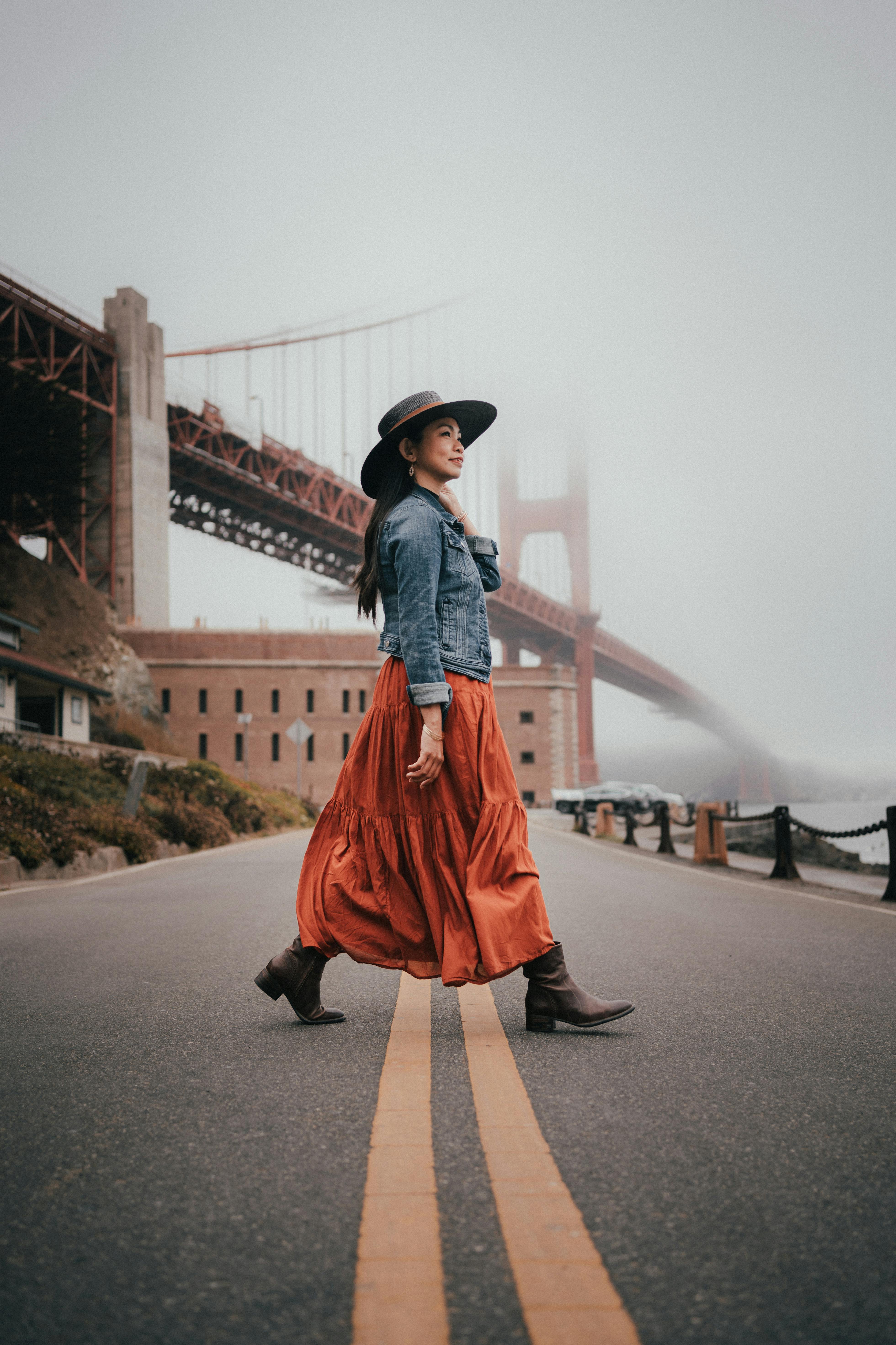 Full Profile Model Walking Photos, Download The BEST Free Full Profile ...