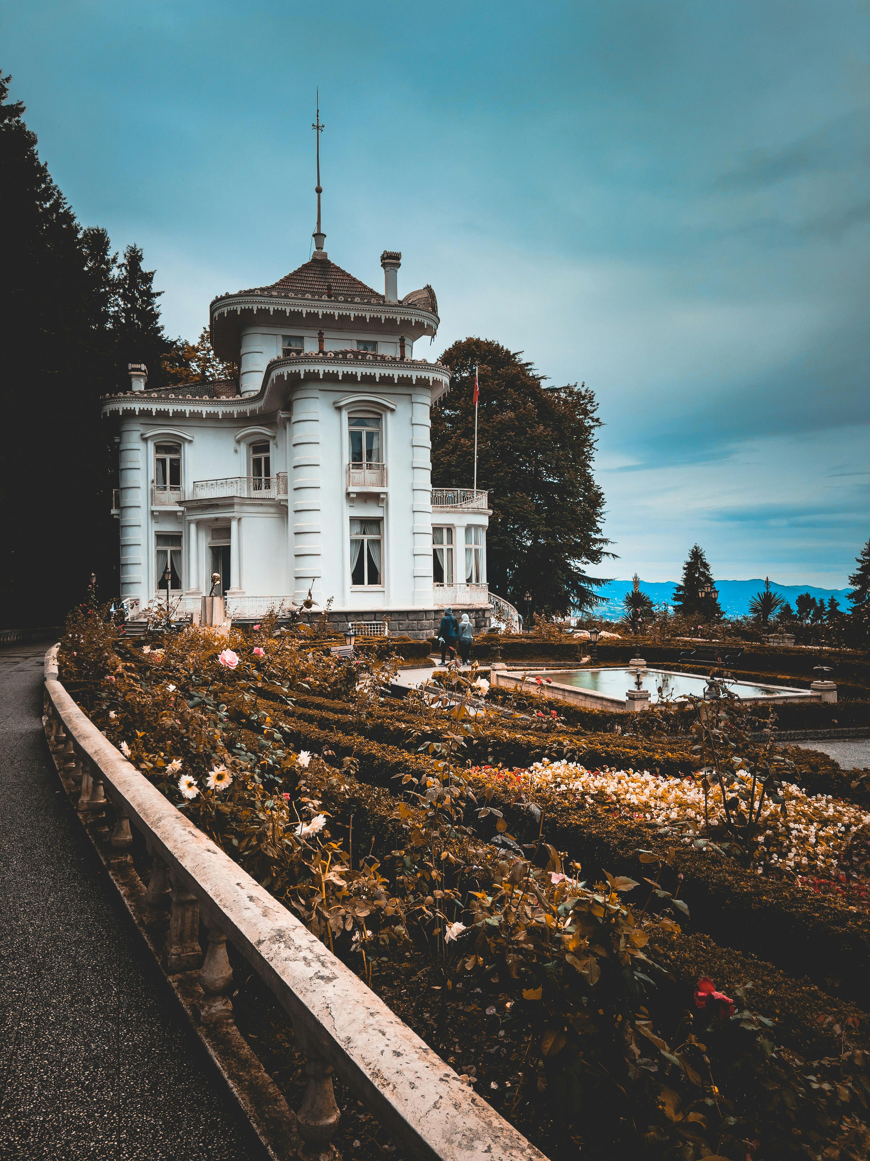 Garden with Flowers near Mansion · Free Stock Photo