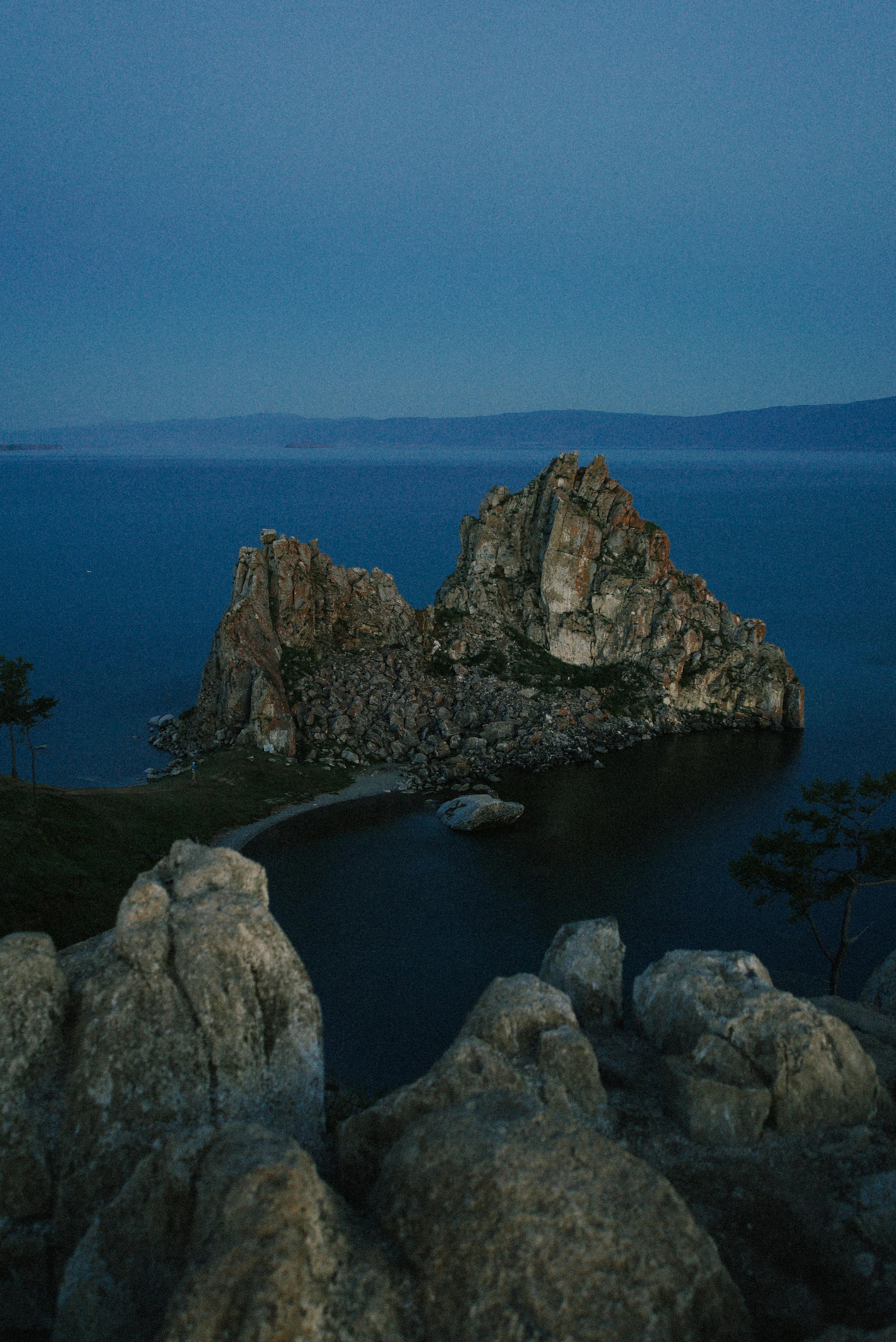 Rock Formation Near the Ocean · Free Stock Photo