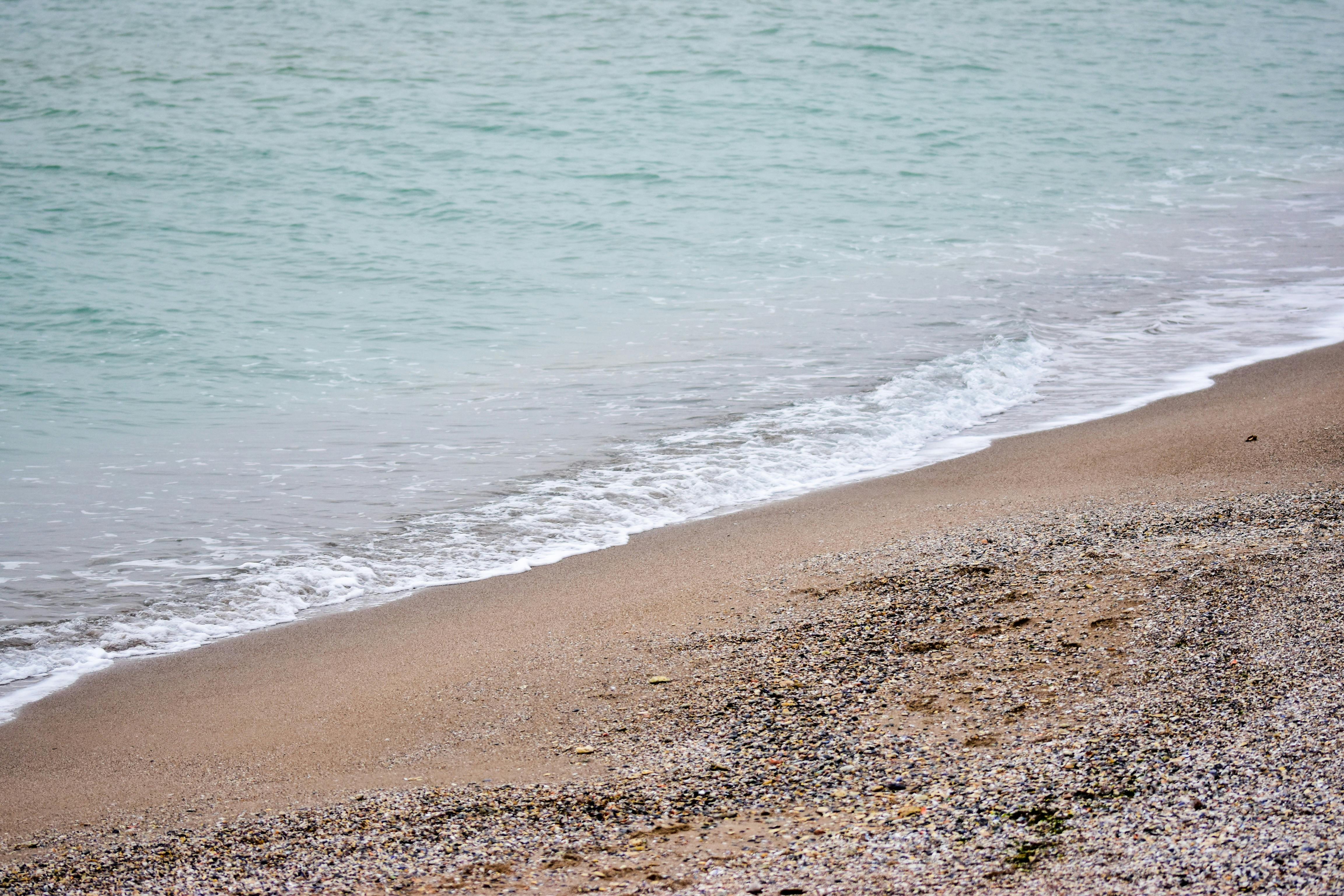 Overhead Shot of a Beach with Sea Foam · Free Stock Photo