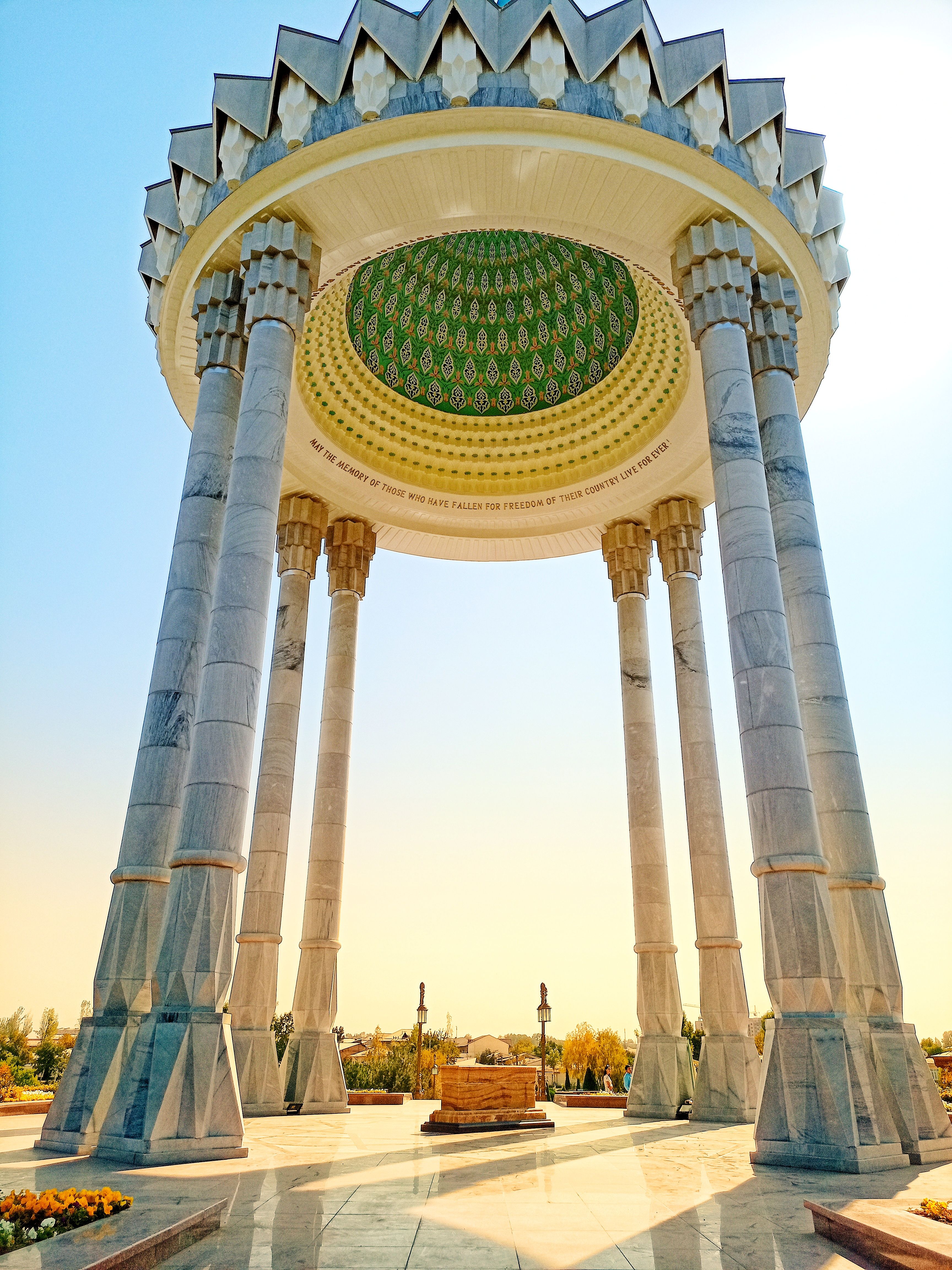Garden and Shree Khodaldham Mandir behind · Free Stock Photo