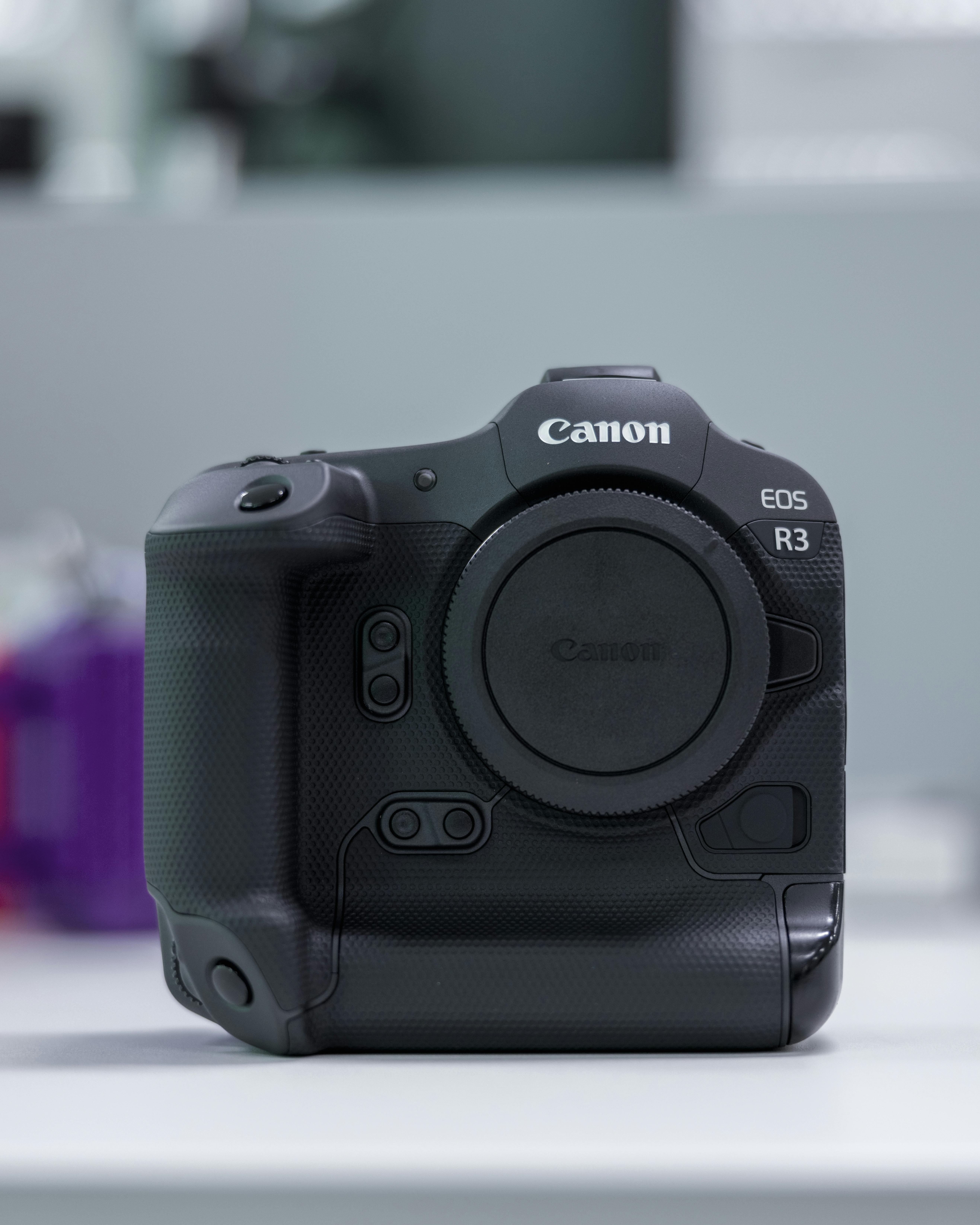 Black and Gray Dslr Camera With Lens · Free Stock Photo