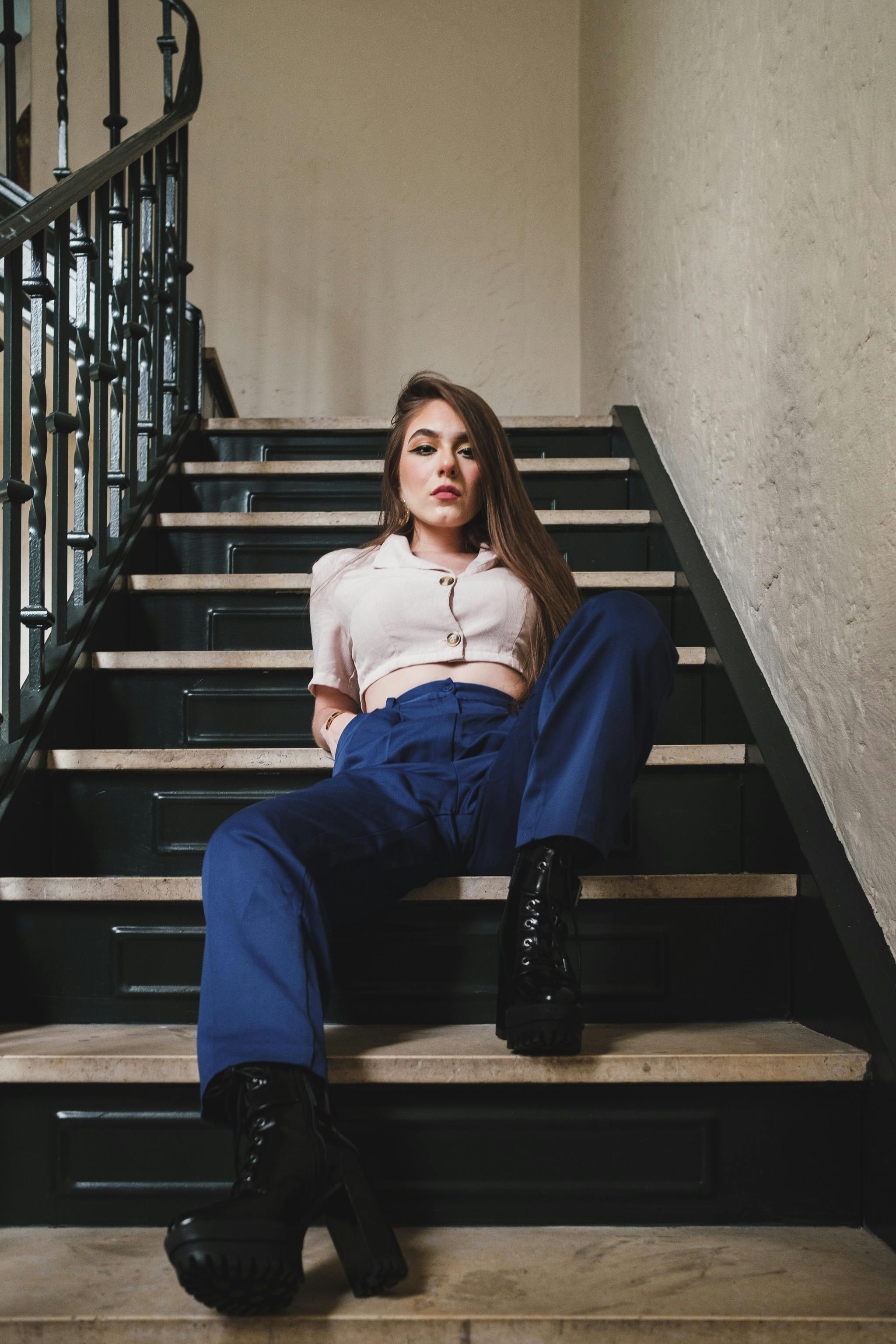 Grupo De Personas Sentadas En Las Escaleras · Foto de stock gratuita