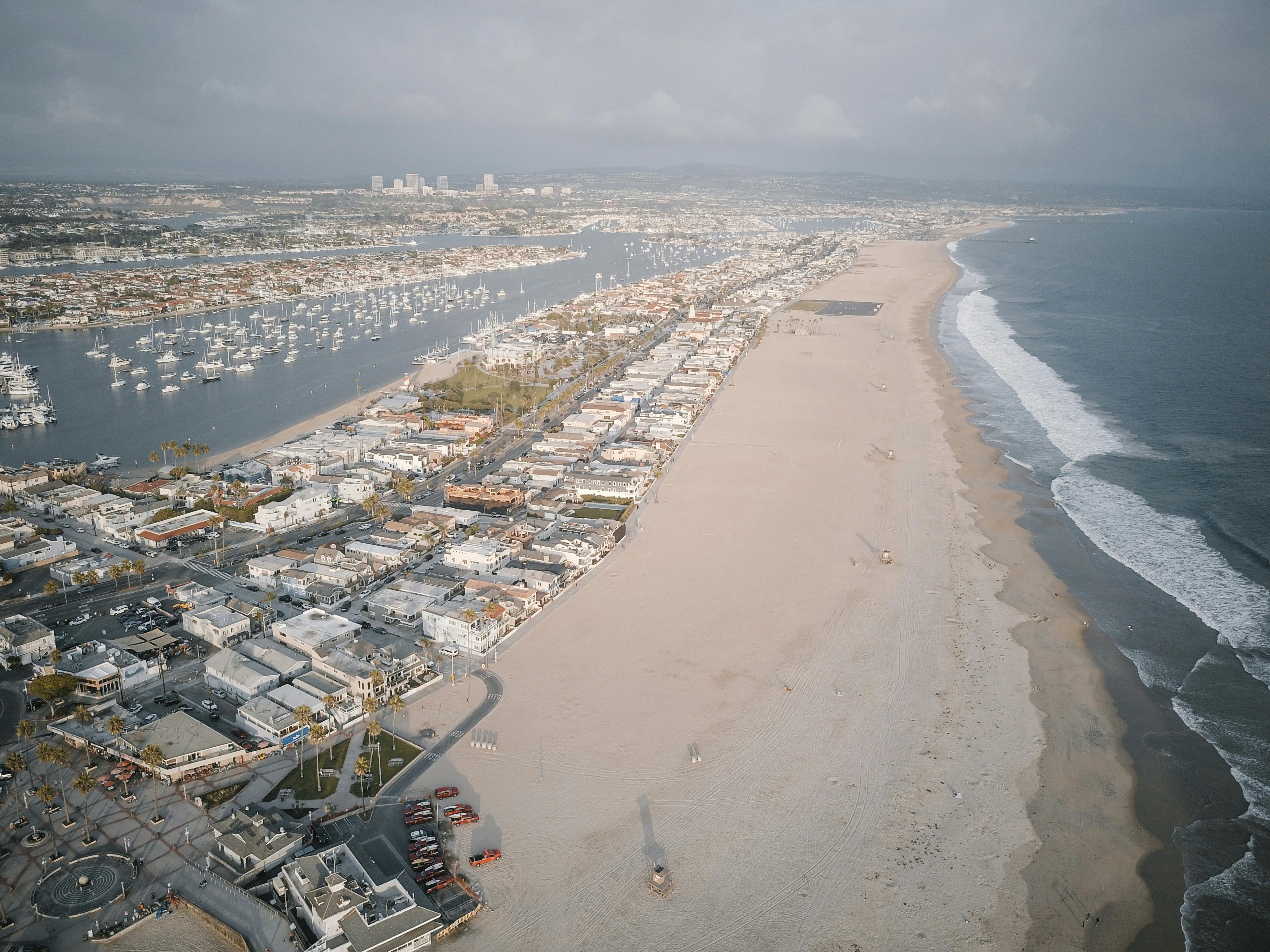 Beach during Daylight · Free Stock Photo
