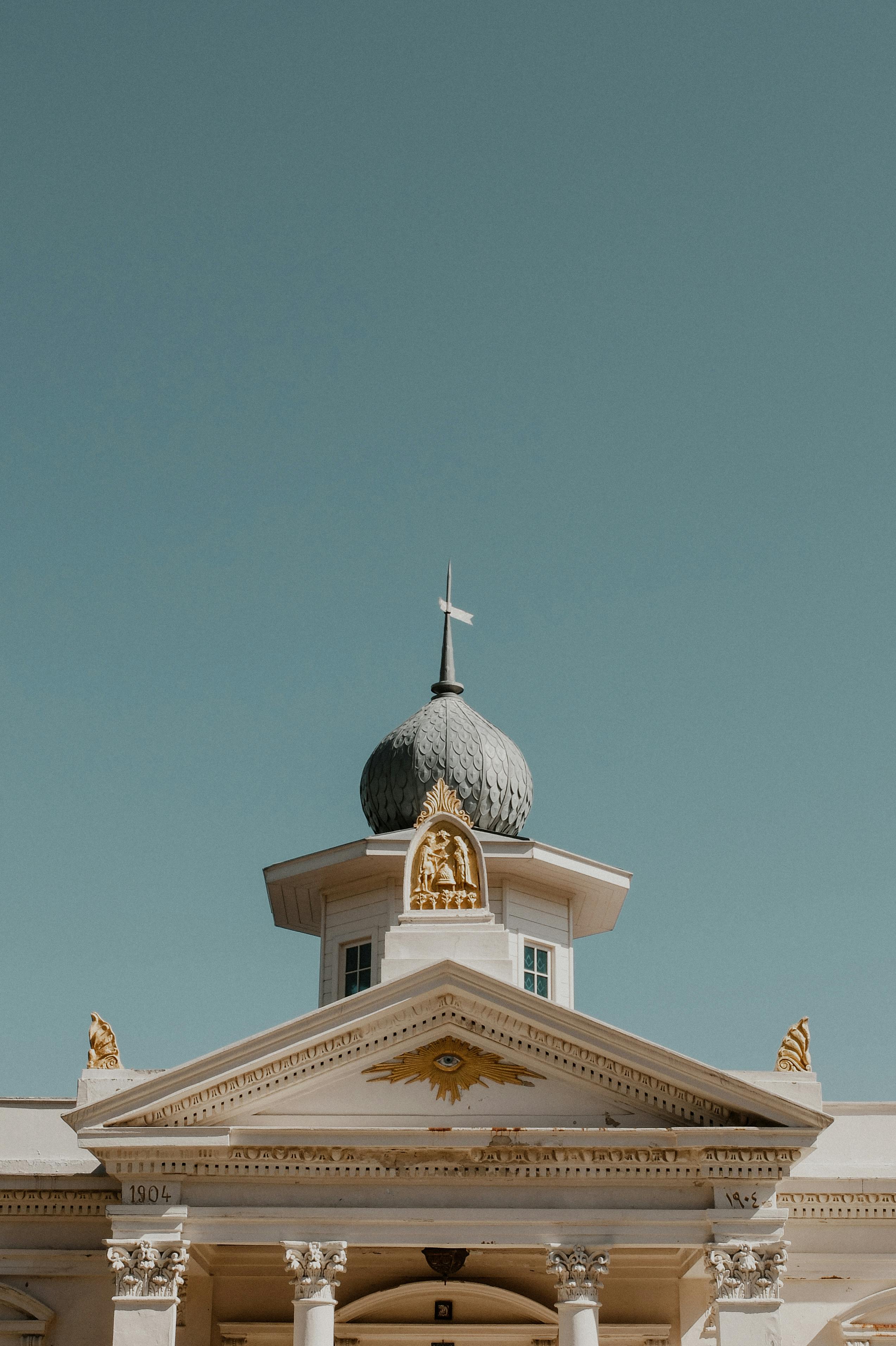 Illuminati Symbol on the Roof of an Ornate House · Free Stock Photo