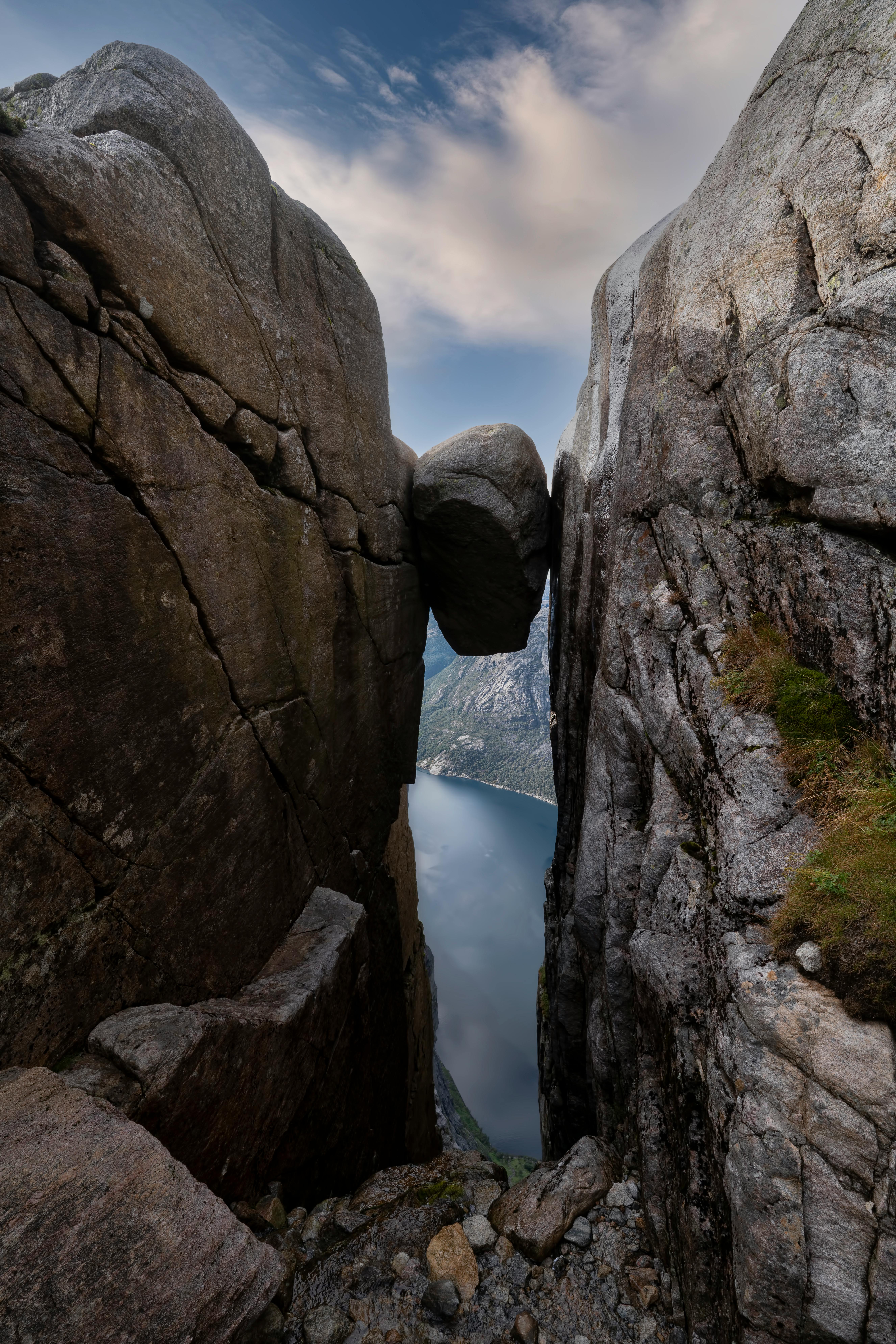 Rock Formations Near Body of Water · Free Stock Photo