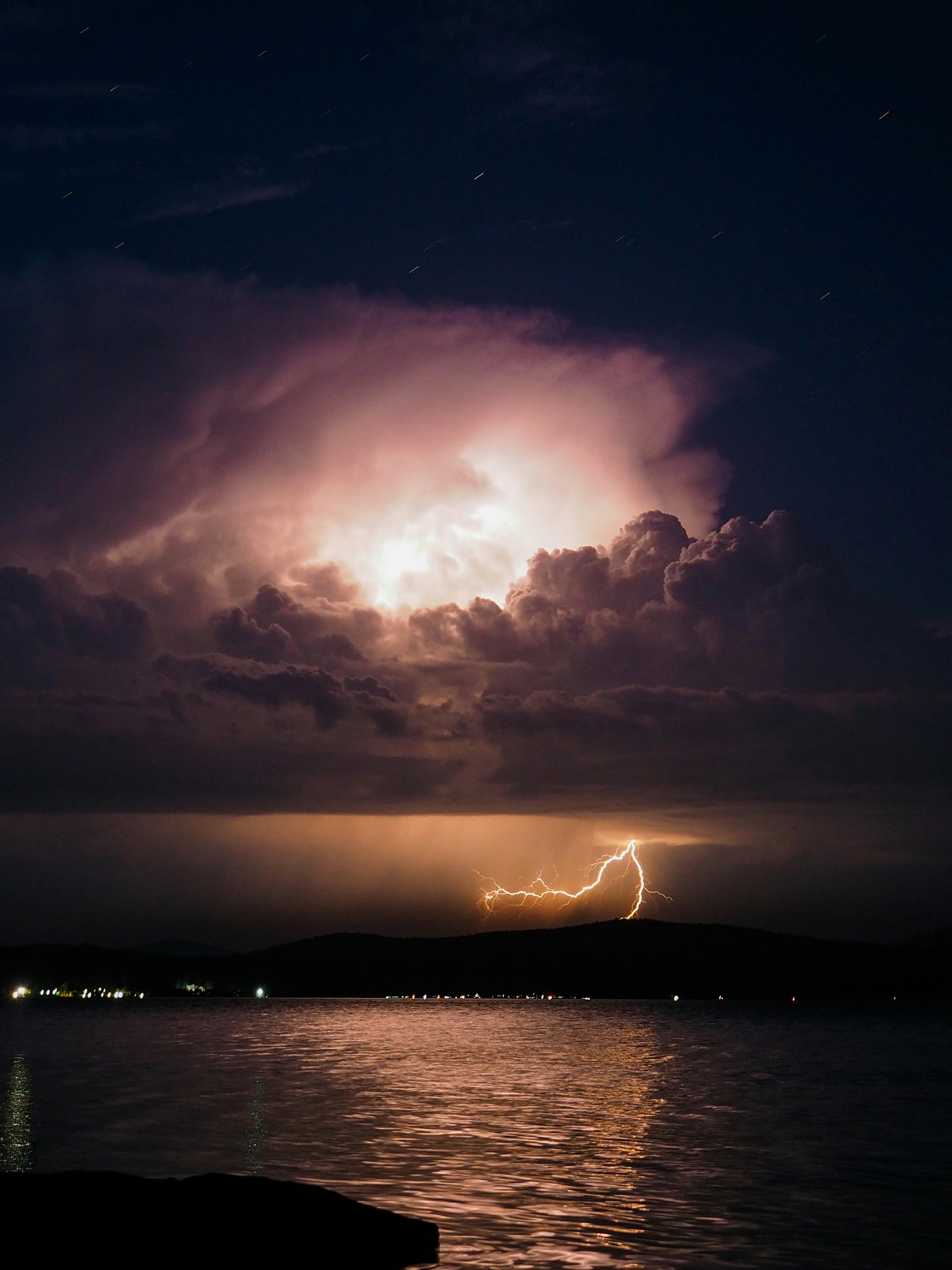 Relámpago Sobre El Agua Por La Noche · Foto de stock gratuita