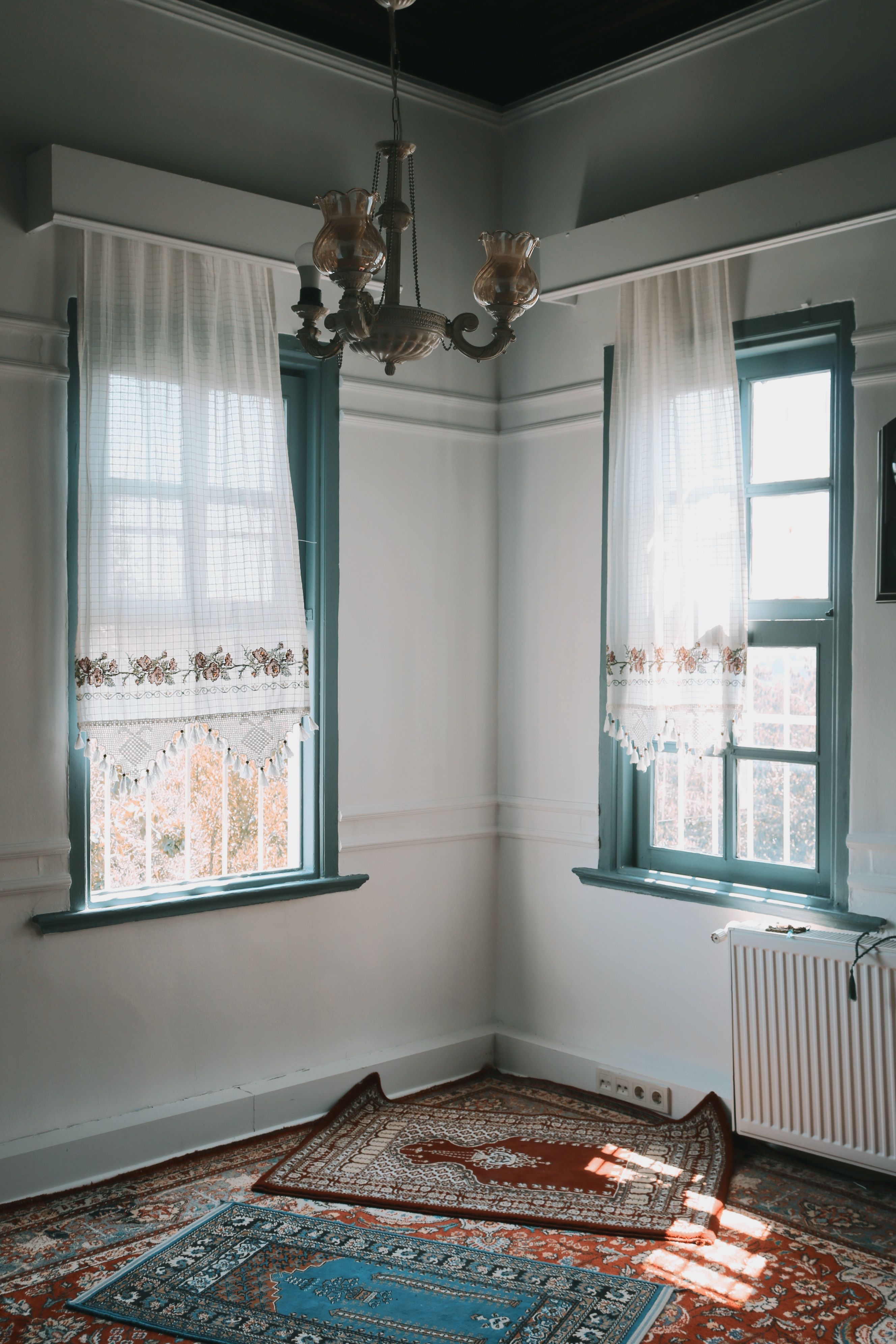 Adjacent Windows in the Corner of a Room · Free Stock Photo