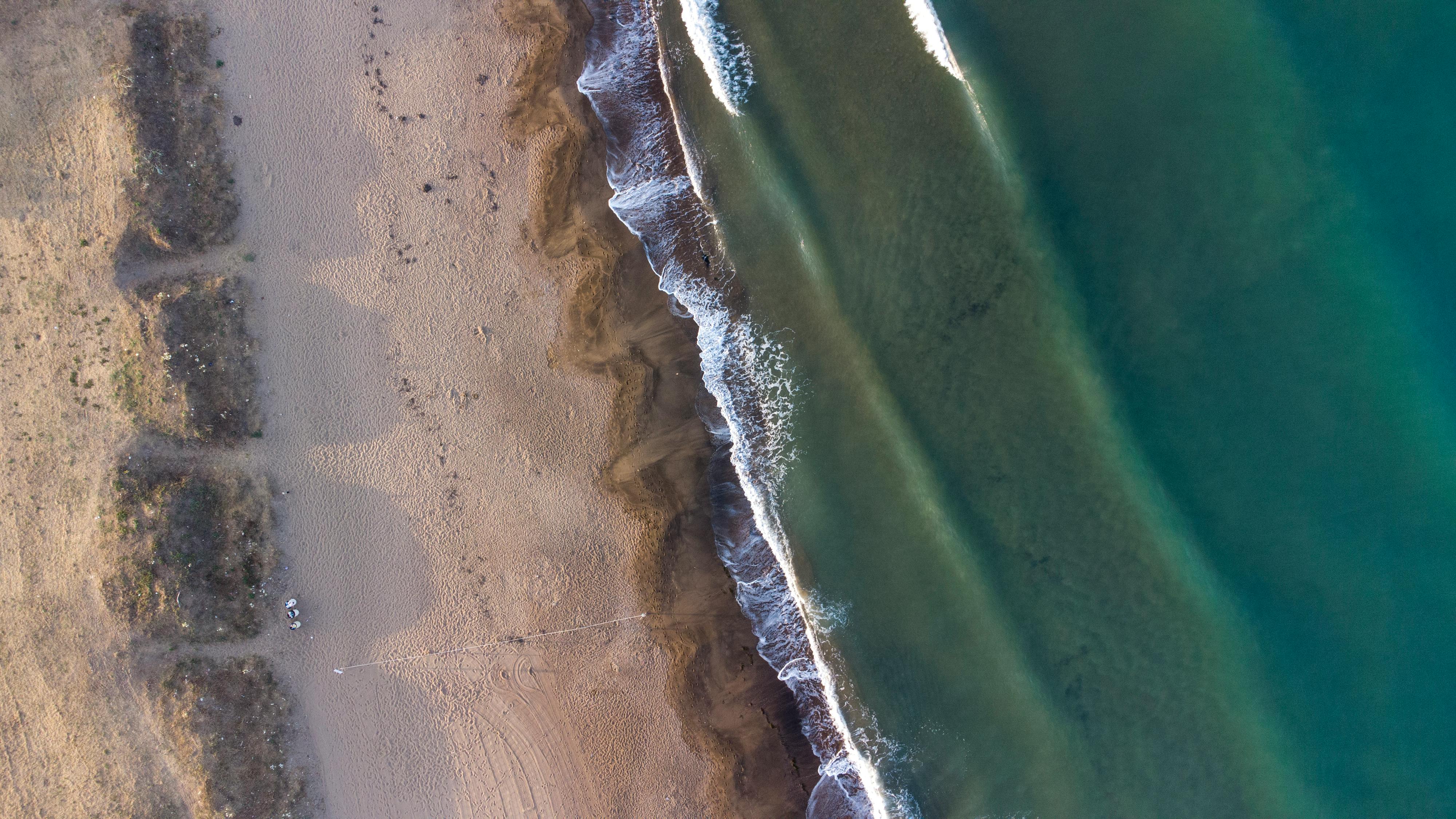 Bird's-Eye View Photograph of a Beach with Waves · Free Stock Photo