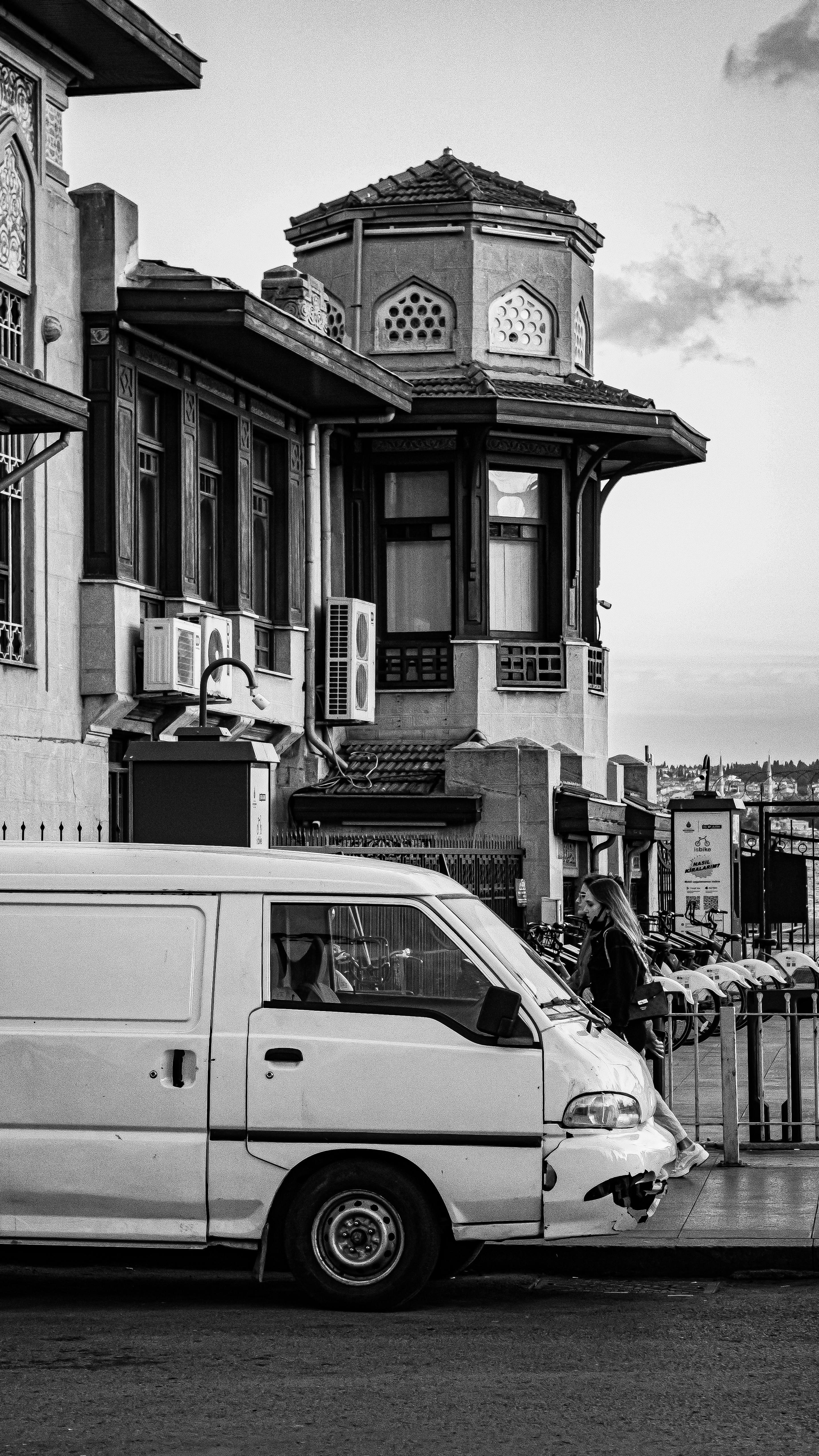 White Van on Street · Free Stock Photo