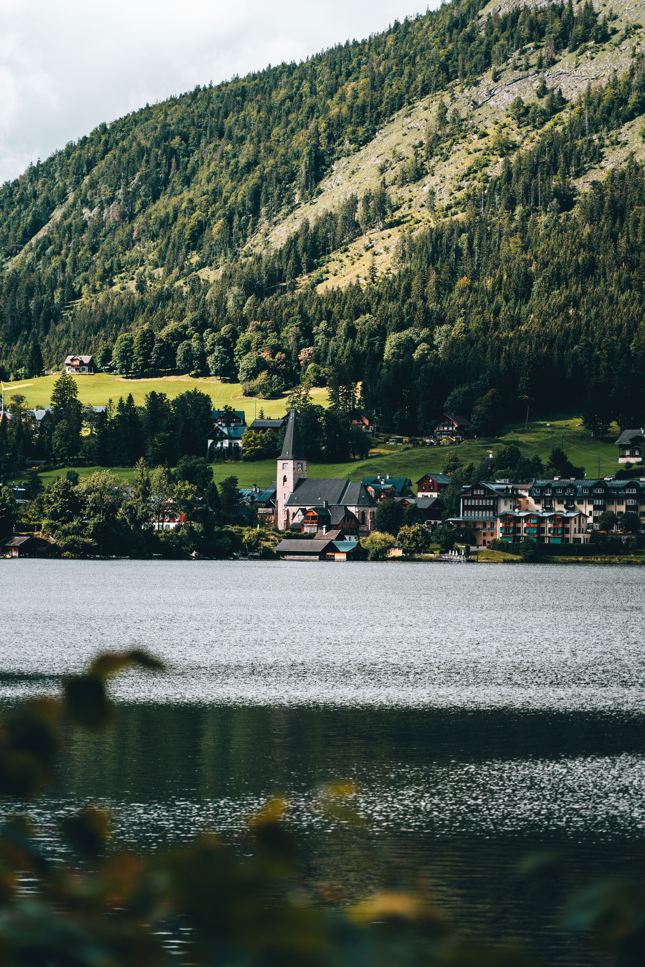 An Abandoned House near the Lake · Free Stock Photo