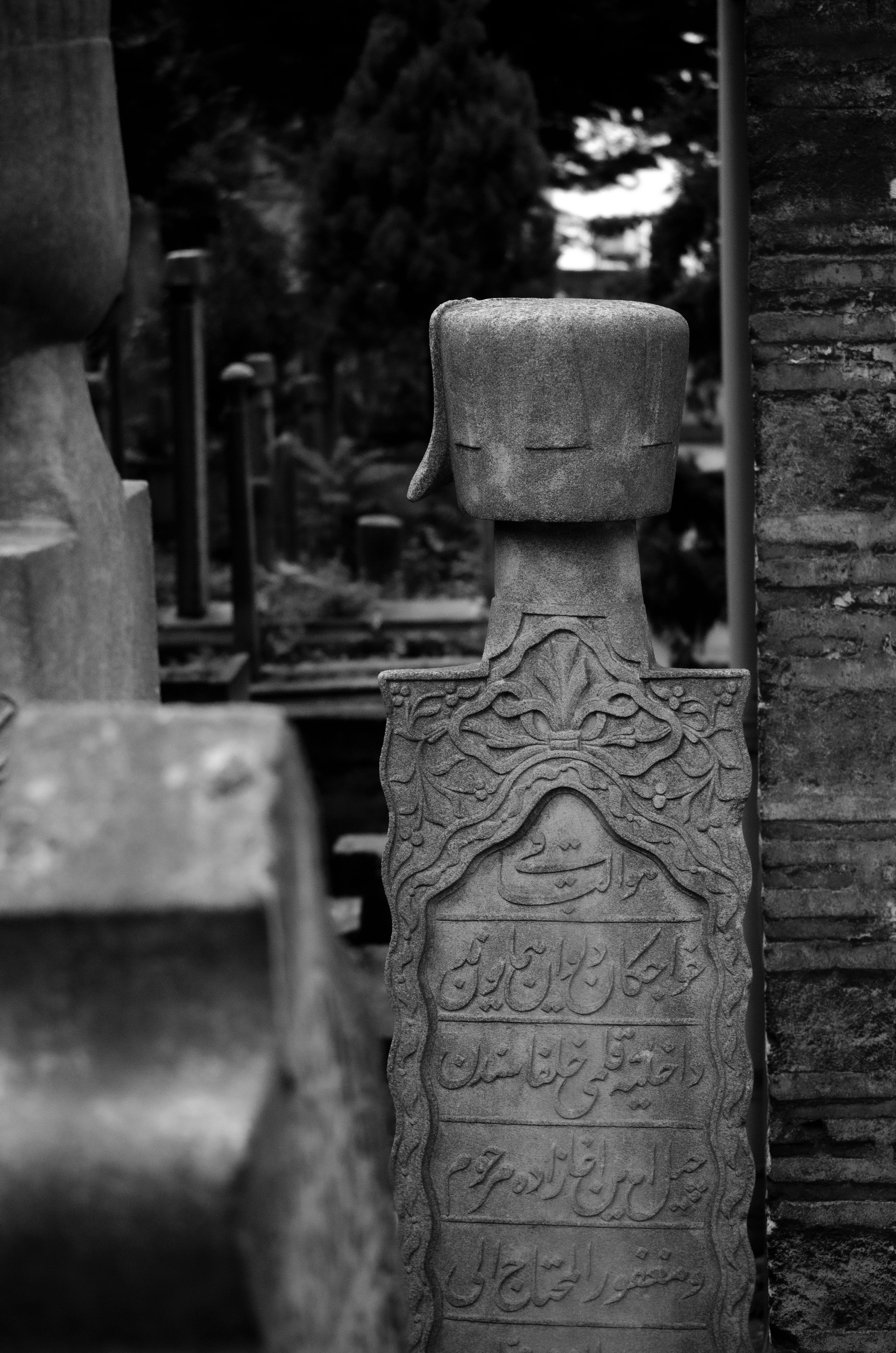 Black and White Photo of a Gravestone in a Cemetery · Free Stock Photo