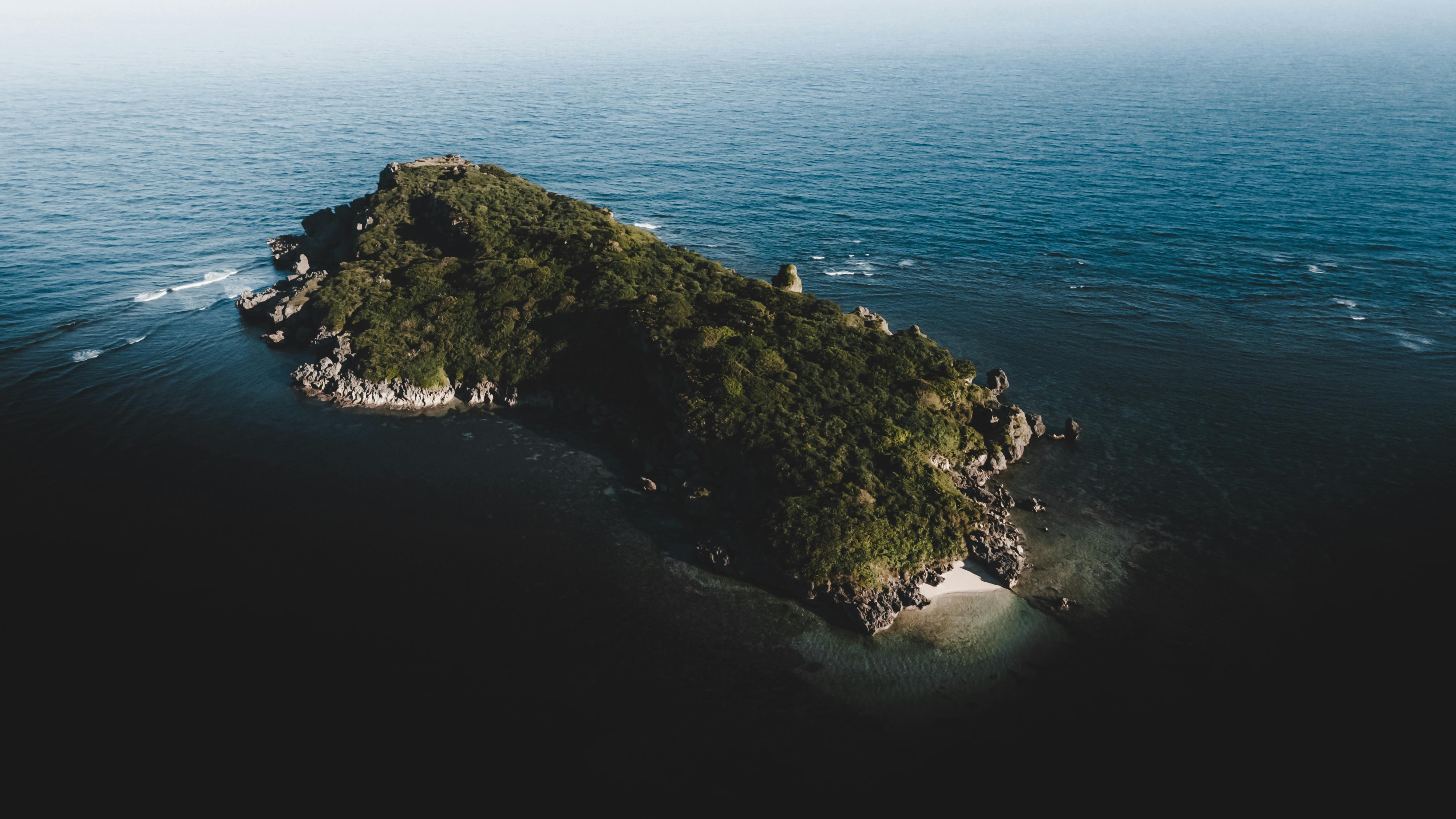 Small island on ocean · Free Stock Photo