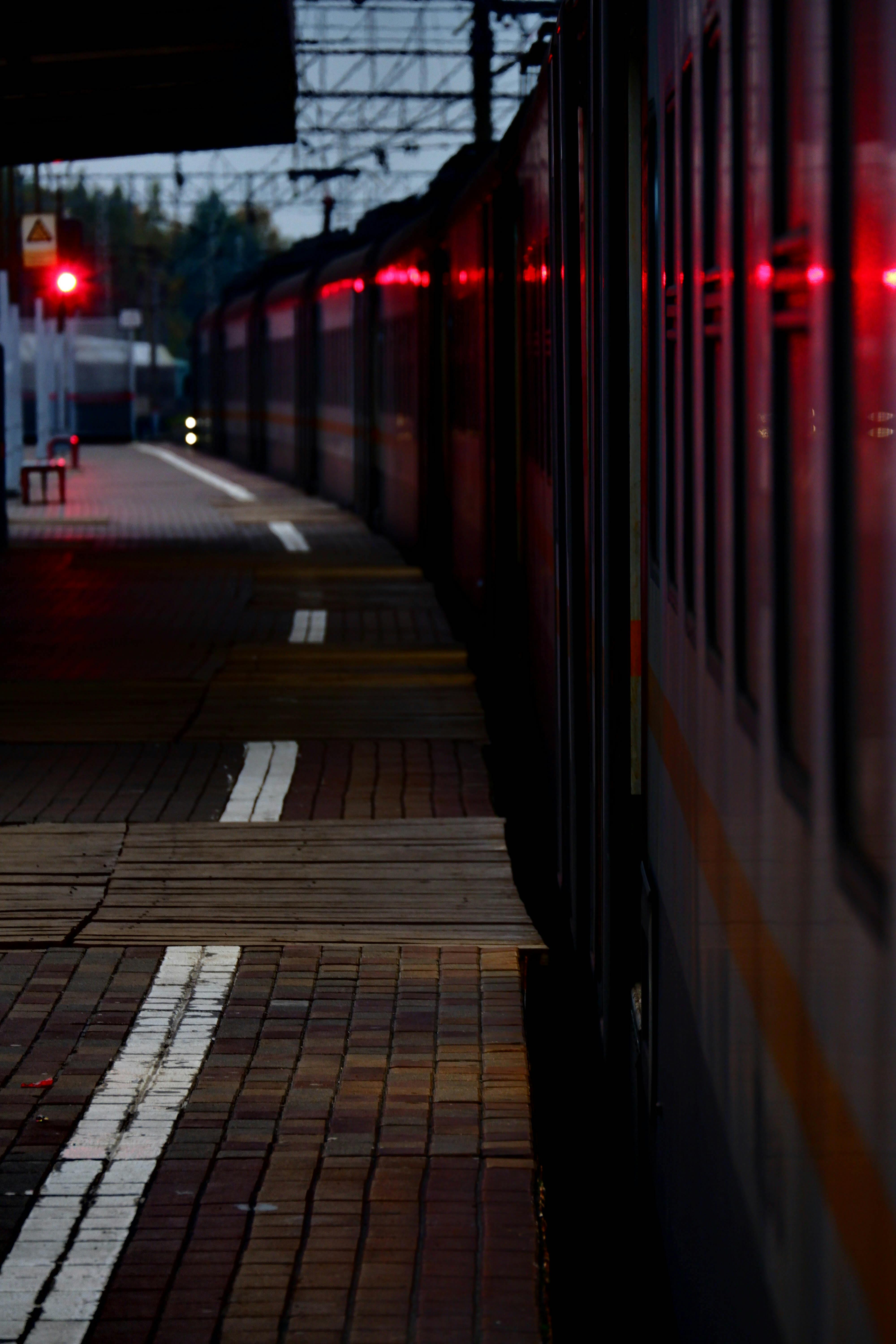 Trains At Night Photos, Download The BEST Free Trains At Night Stock ...