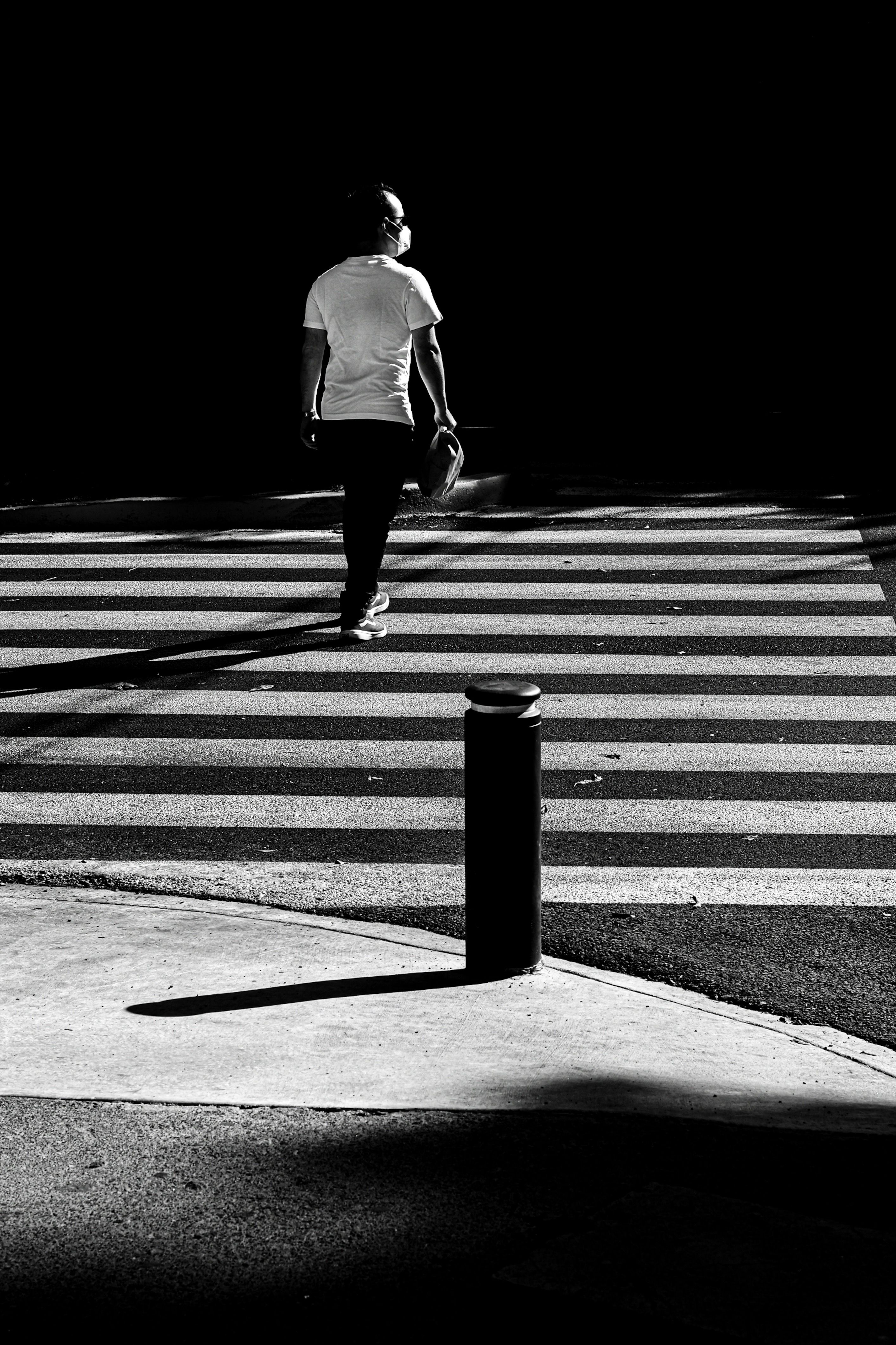 Fotografía Monocromática De Un Peatón Cruzando Una Calle · Foto de ...