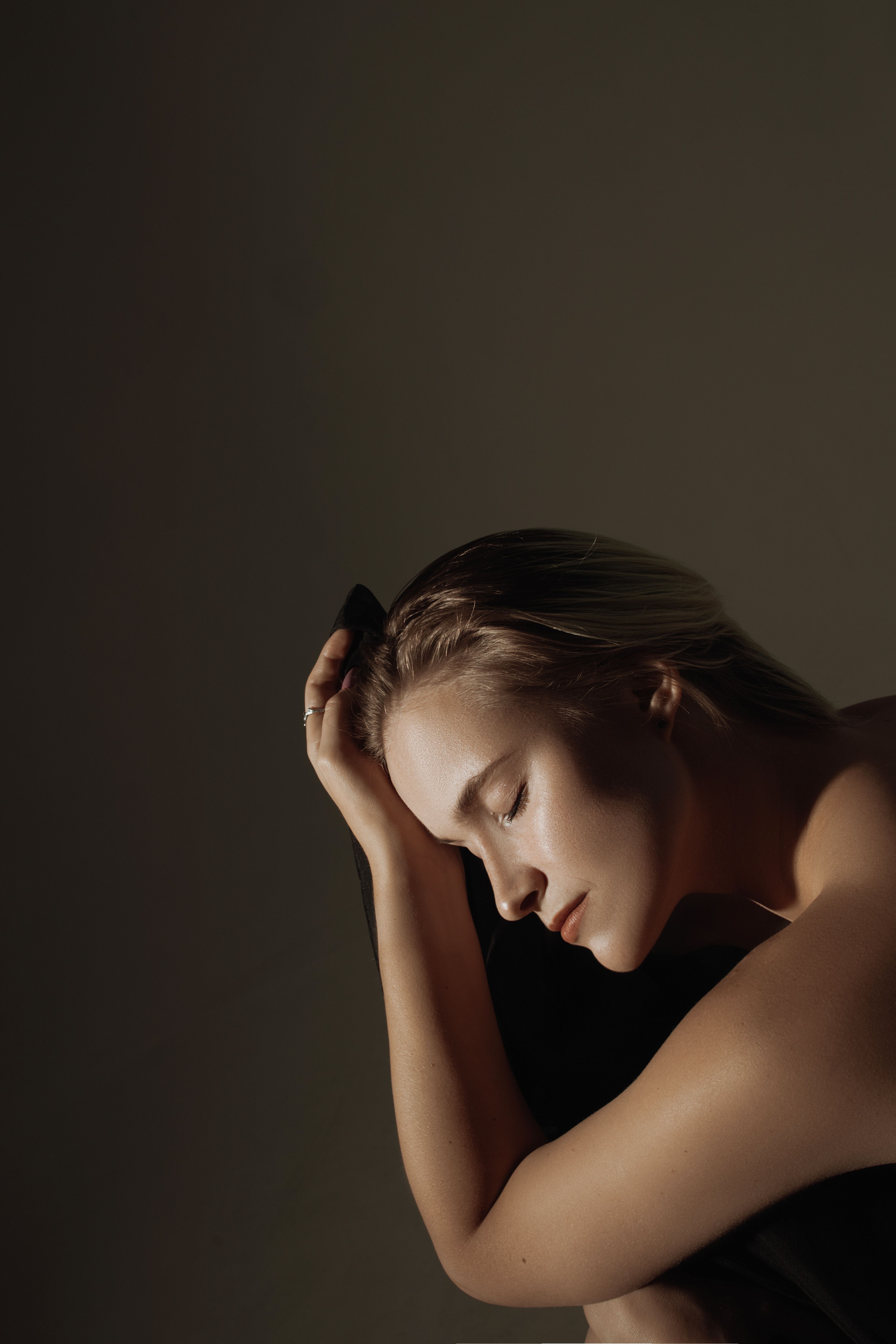 A profile view of a female model · Free Stock Photo