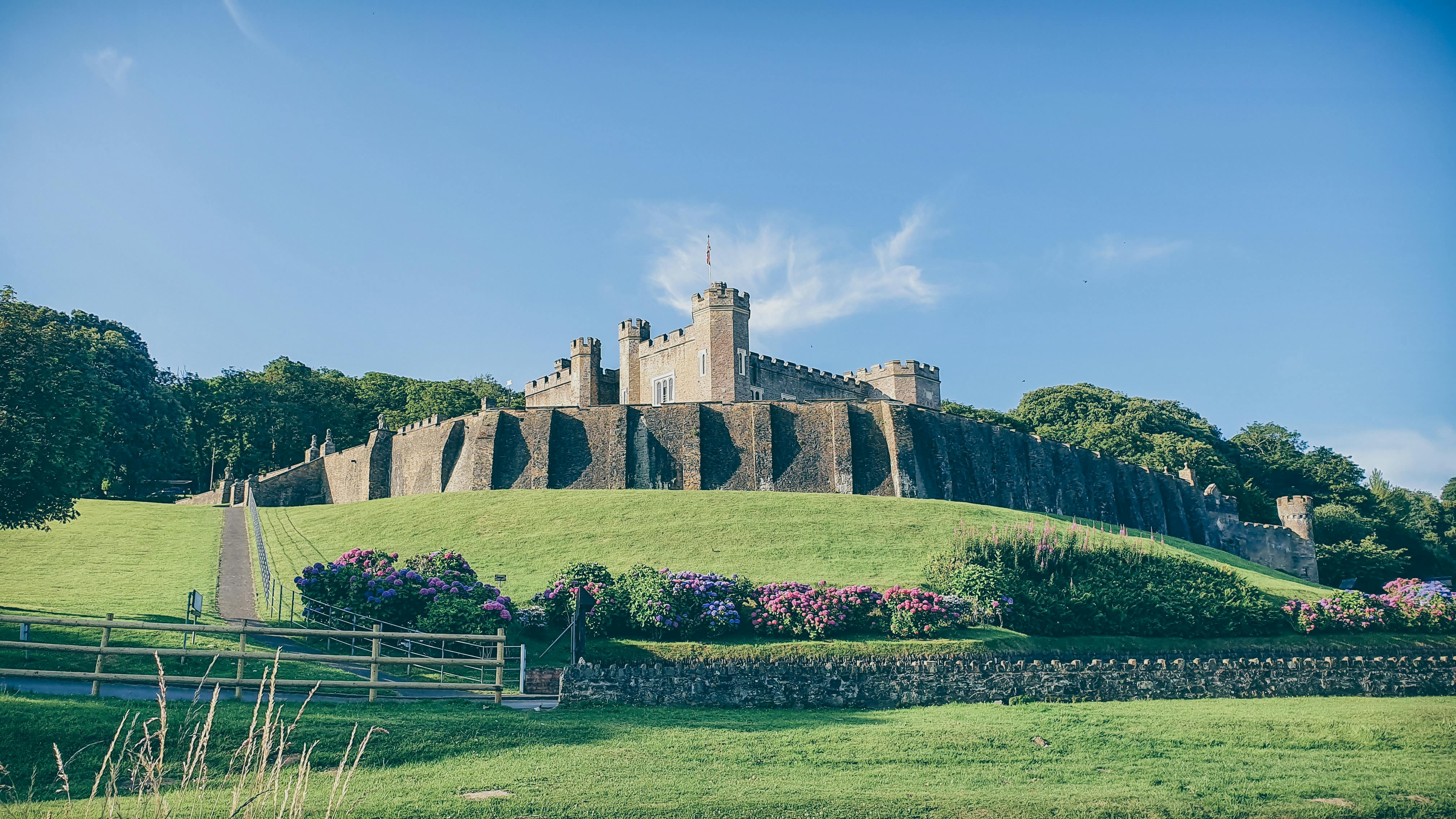 Castillo gris bajo el cielo nublado · Foto de Stock Gratis