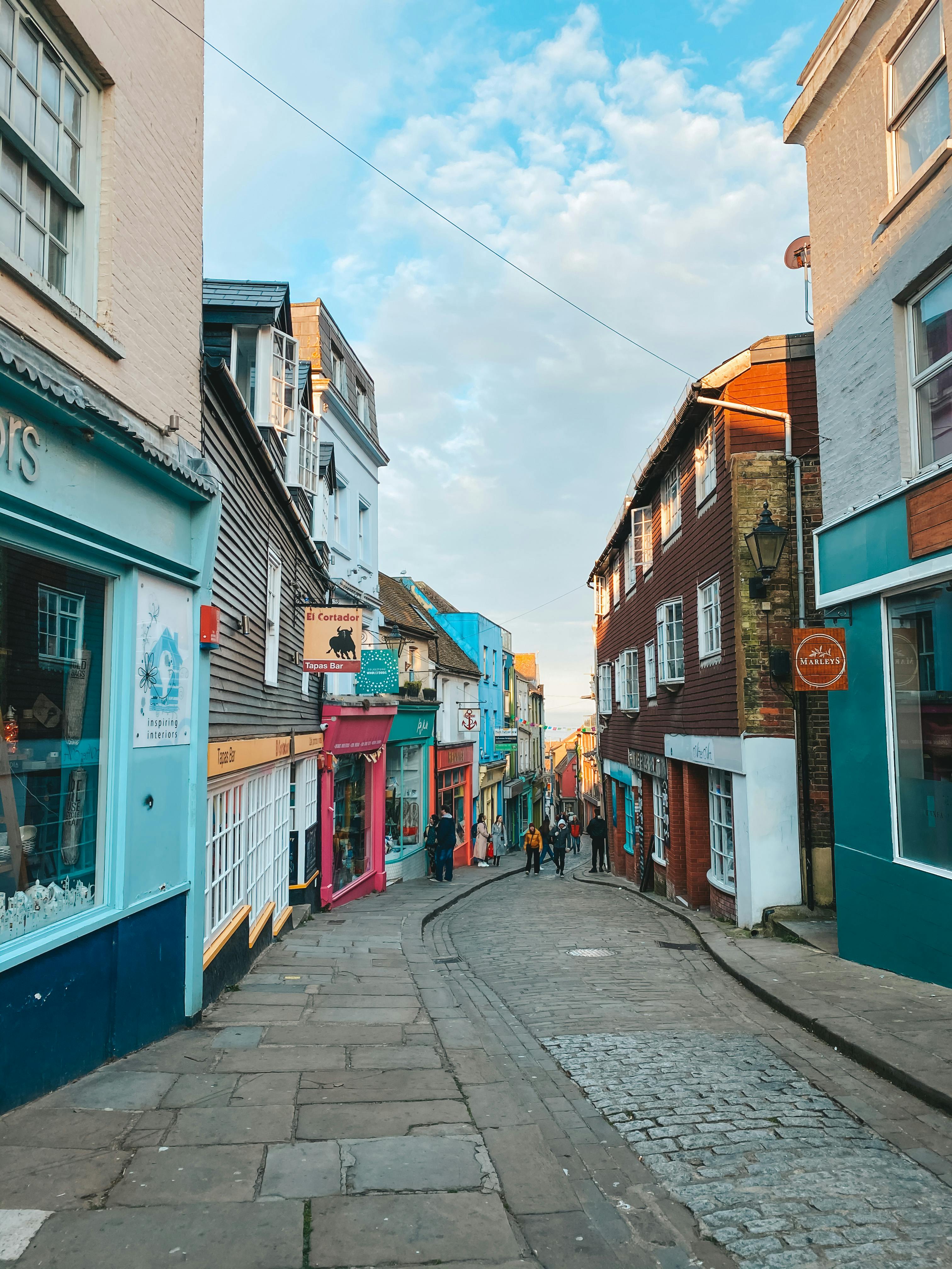 Alleyway in Town · Free Stock Photo