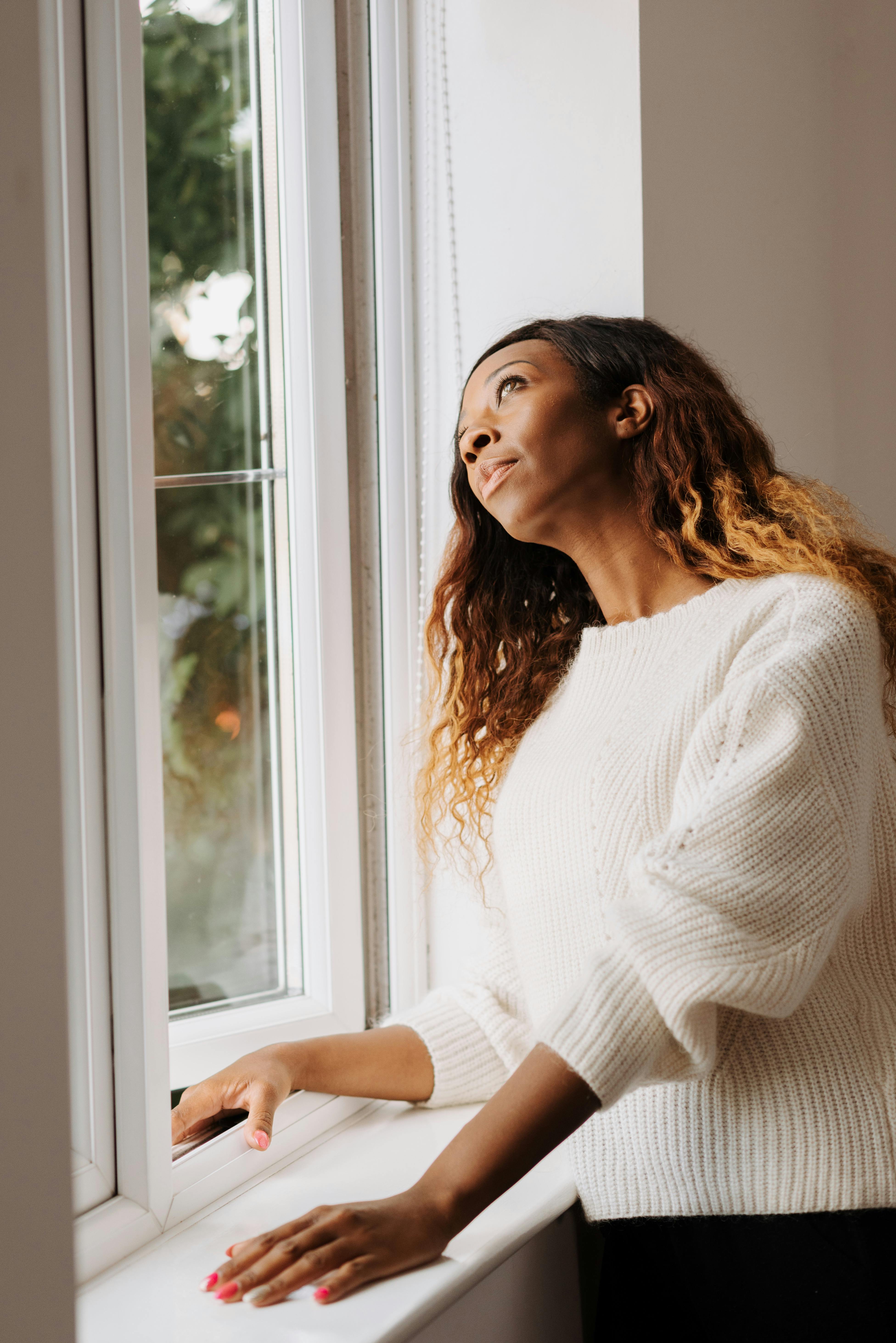 100,000+ Best Looking Through Window Photos · 100% Free Download ...