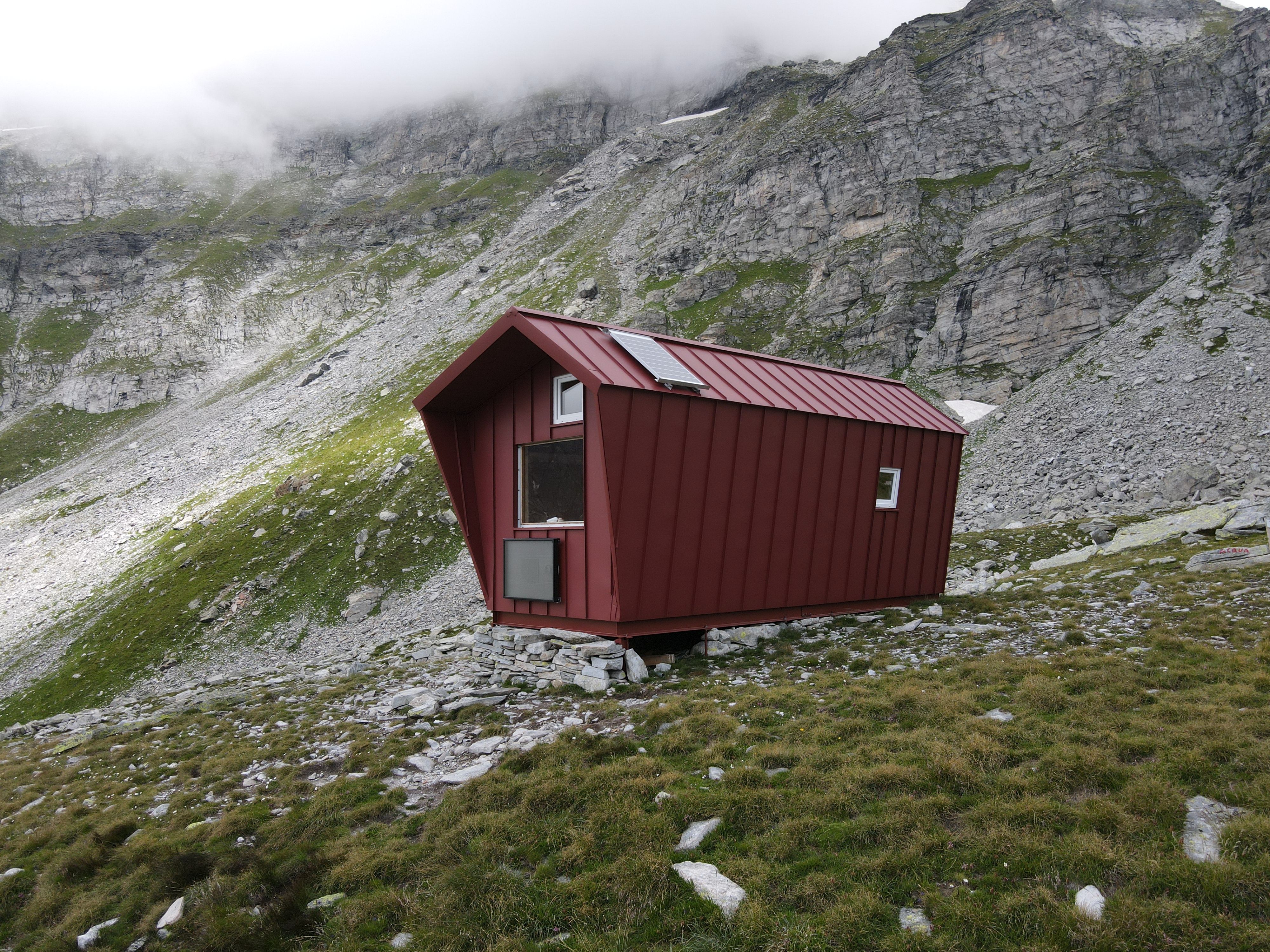 Small Hut on Rocky Mountain Side · Free Stock Photo