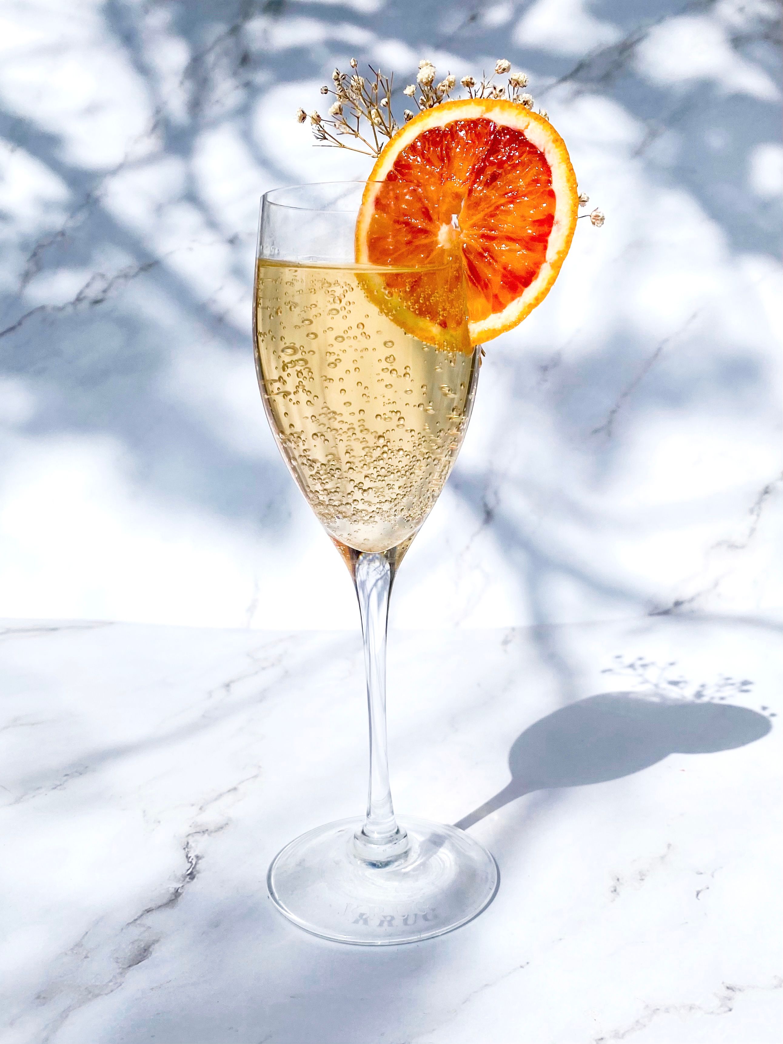 Bubbly drink with lemon in sunlight · Free Stock Photo