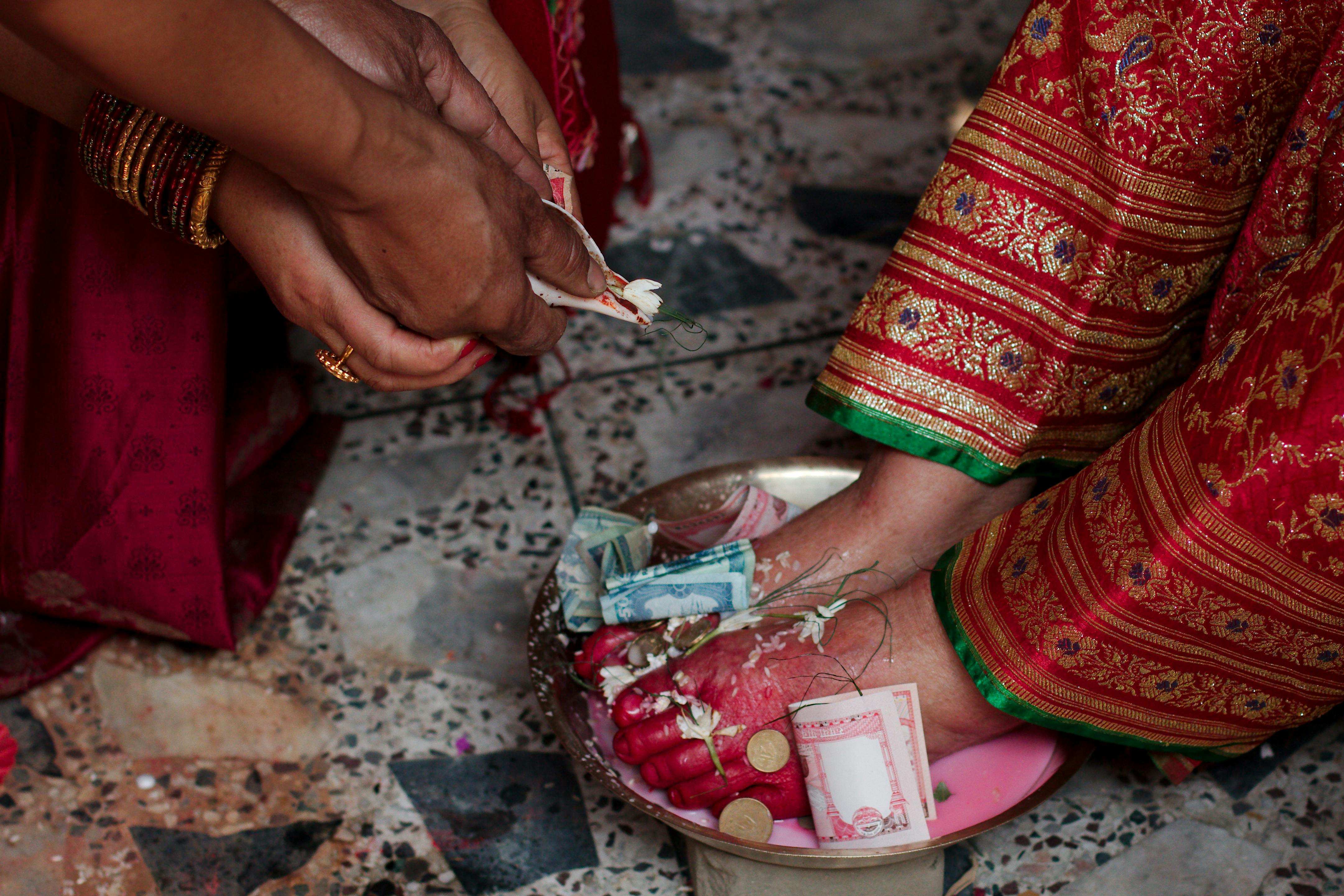 Hand Offering Money In The Basket Photos, Download The BEST Free Hand ...