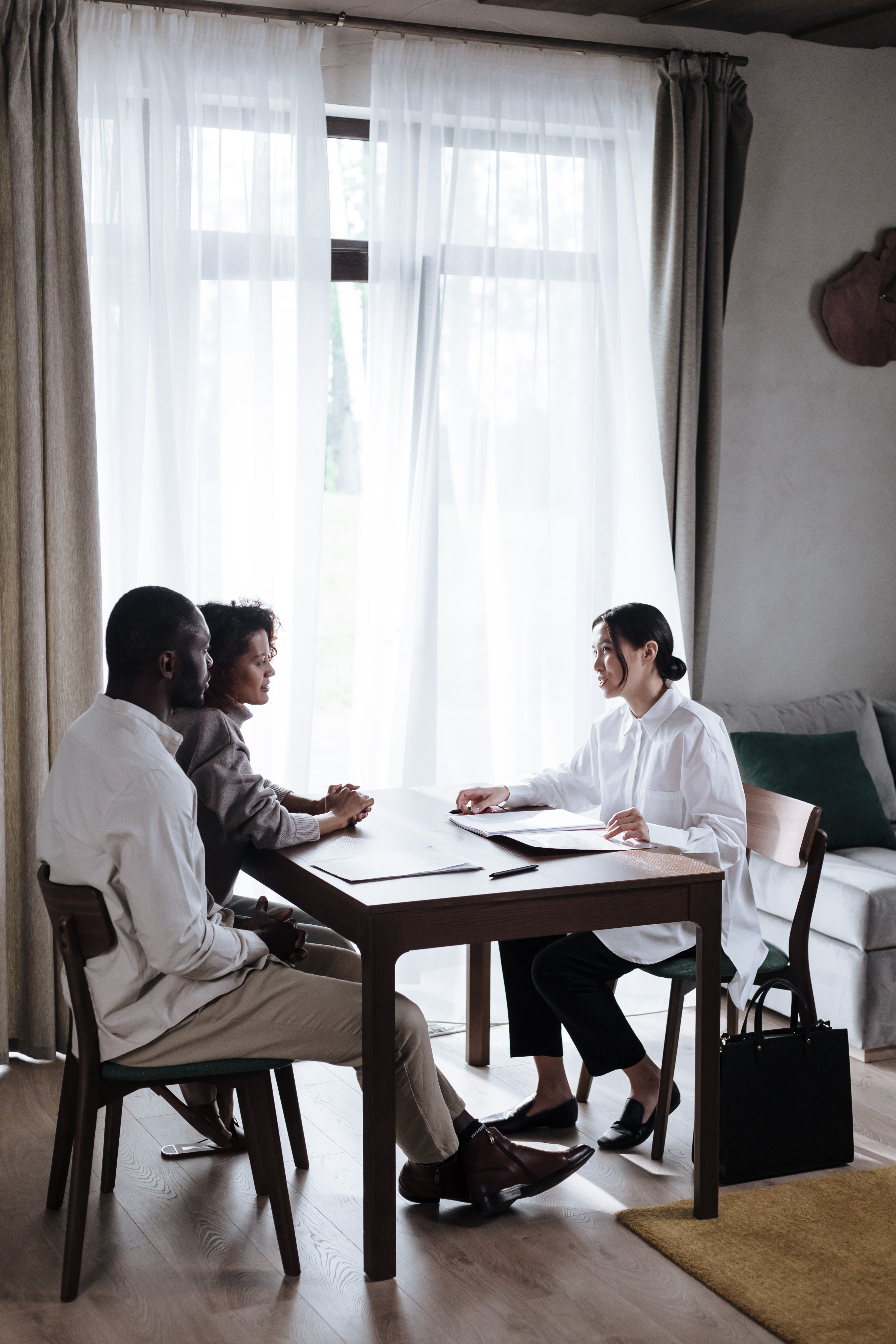 People Having a Conversation · Free Stock Photo