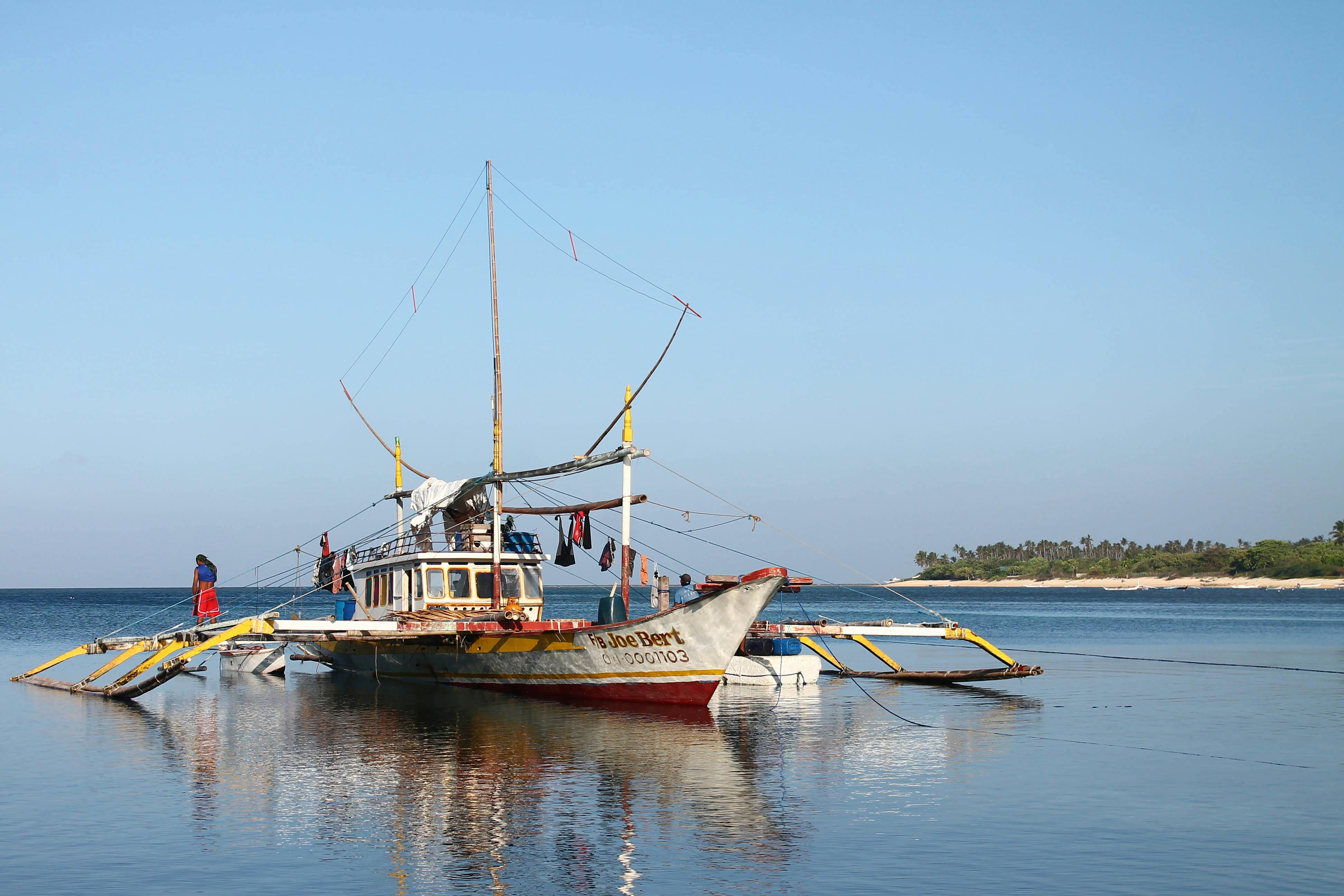 Empty Boat on Water · Free Stock Photo