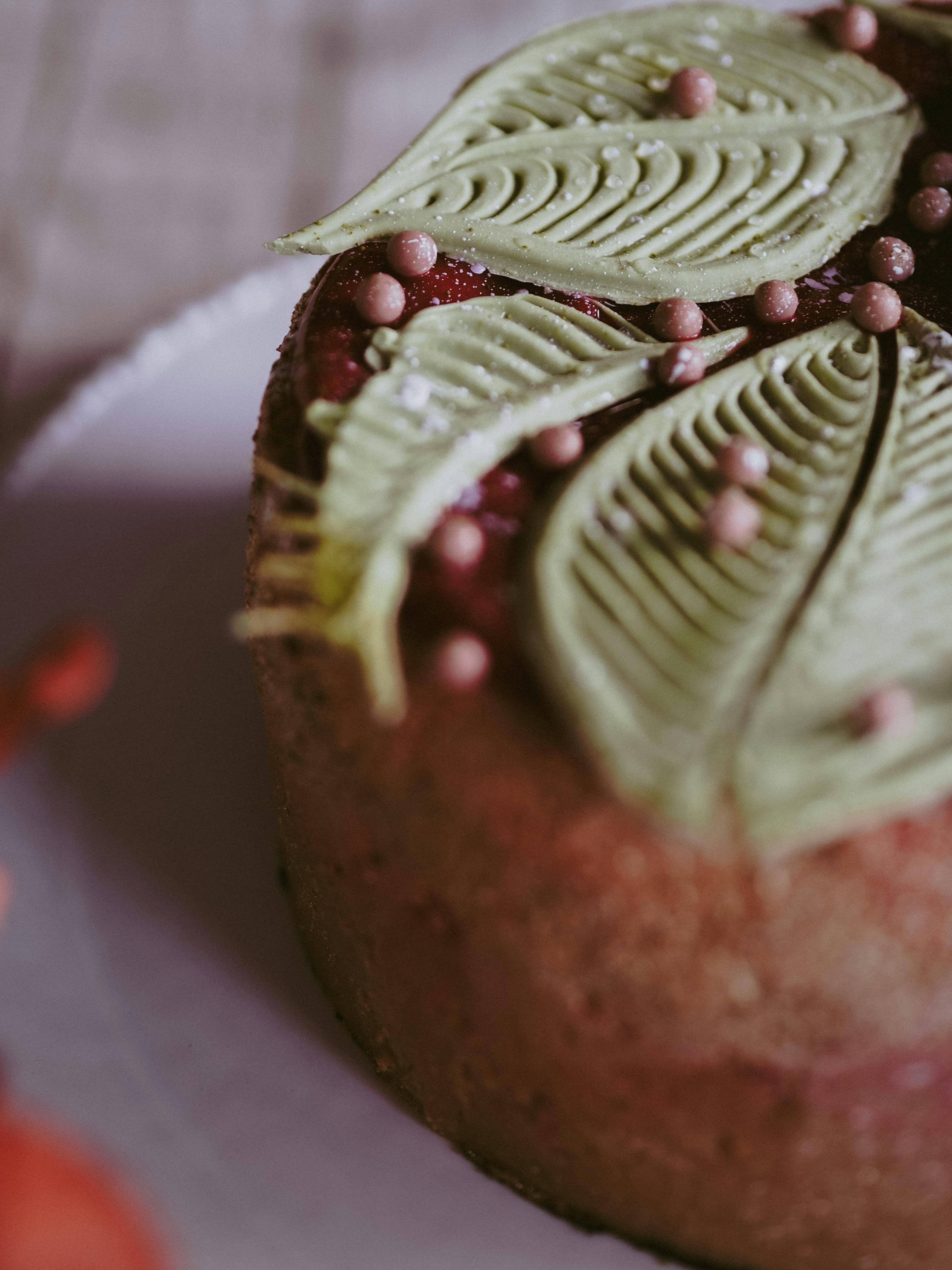 Close-up of Cake with Fondant Leaves on Plate · Free Stock Photo