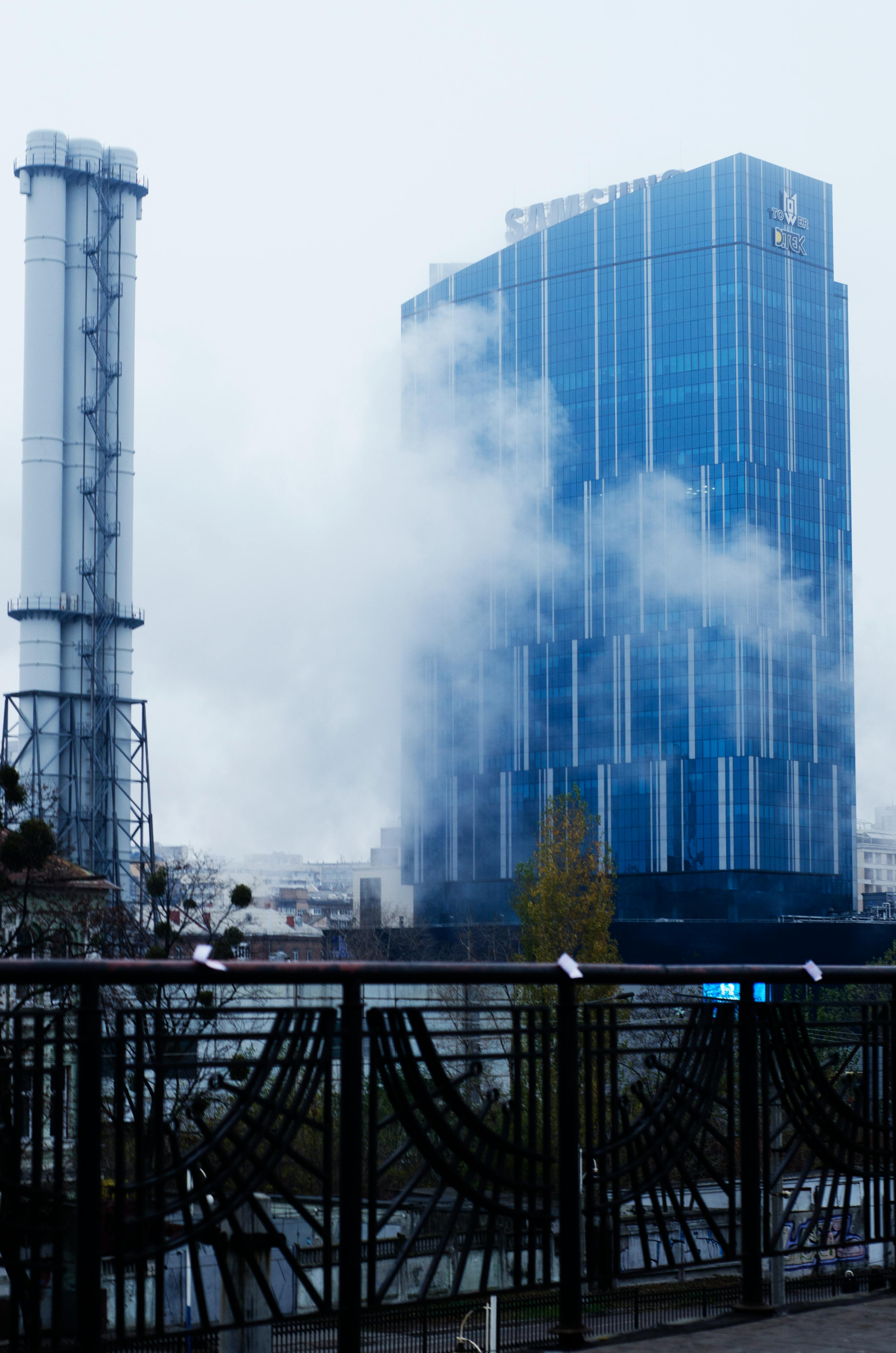 High-rise Building covered in Smoke · Free Stock Photo