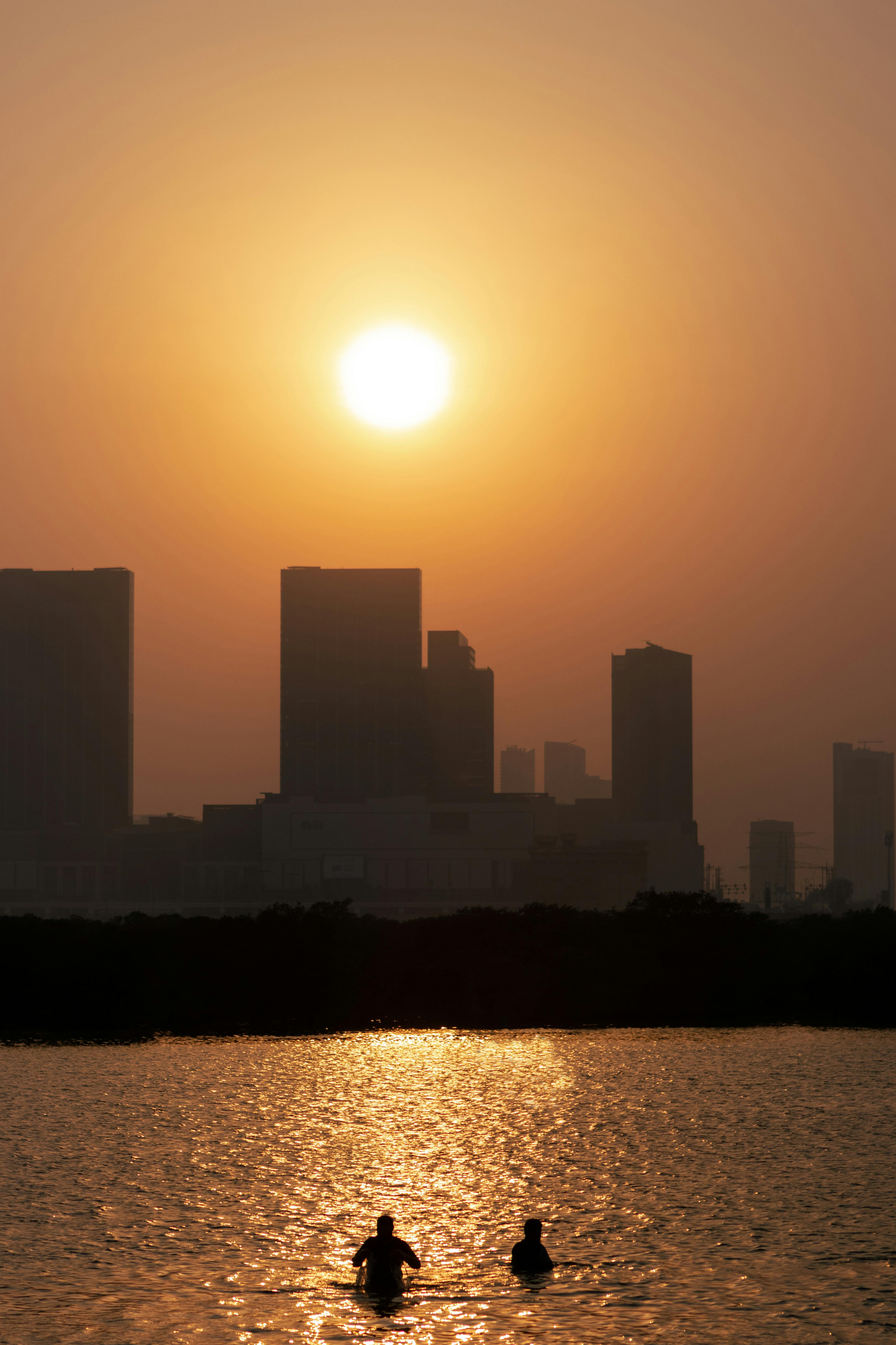 Sun over City on Seashore · Free Stock Photo