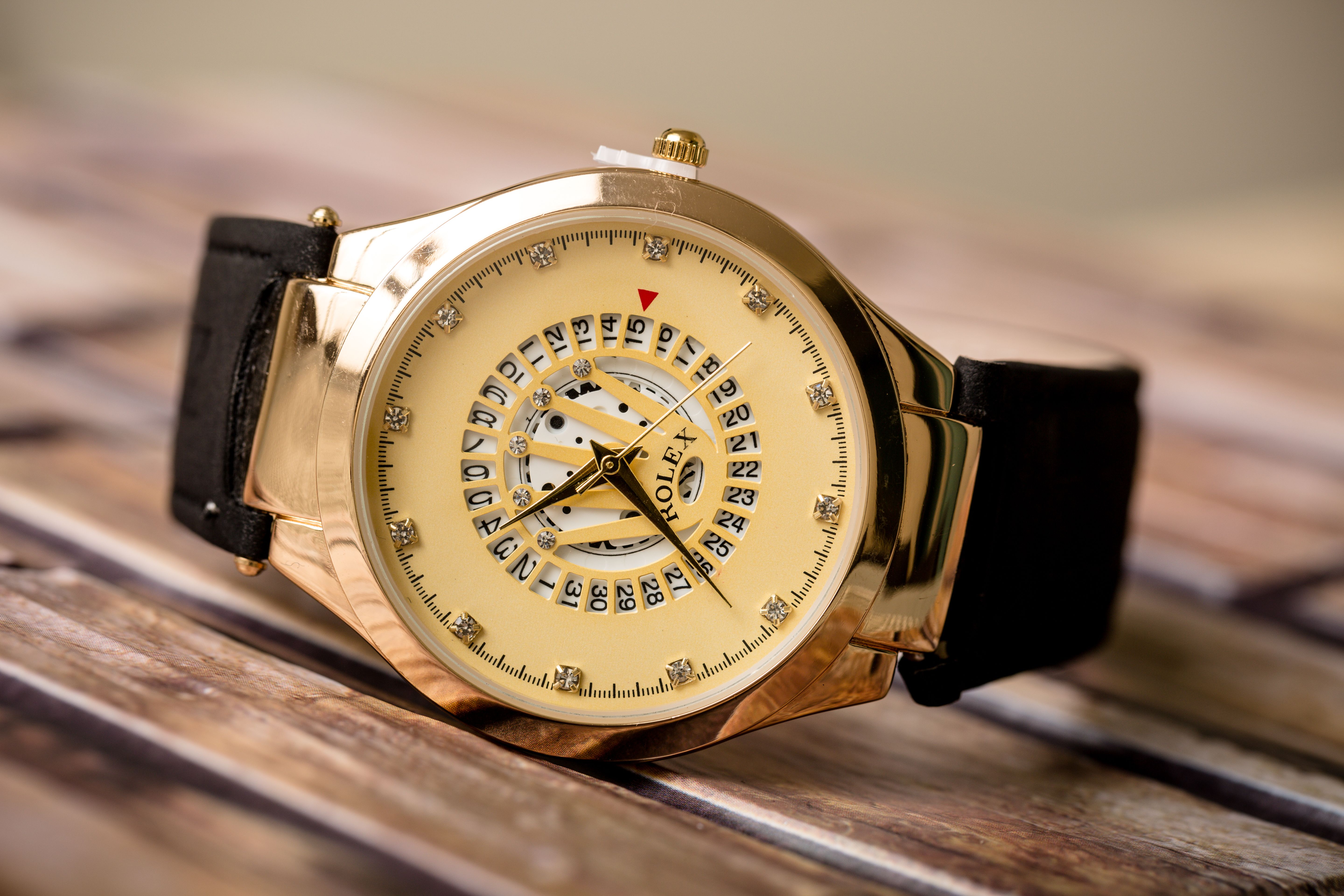 Close-Up Photo of Round Analog Watch · Free Stock Photo