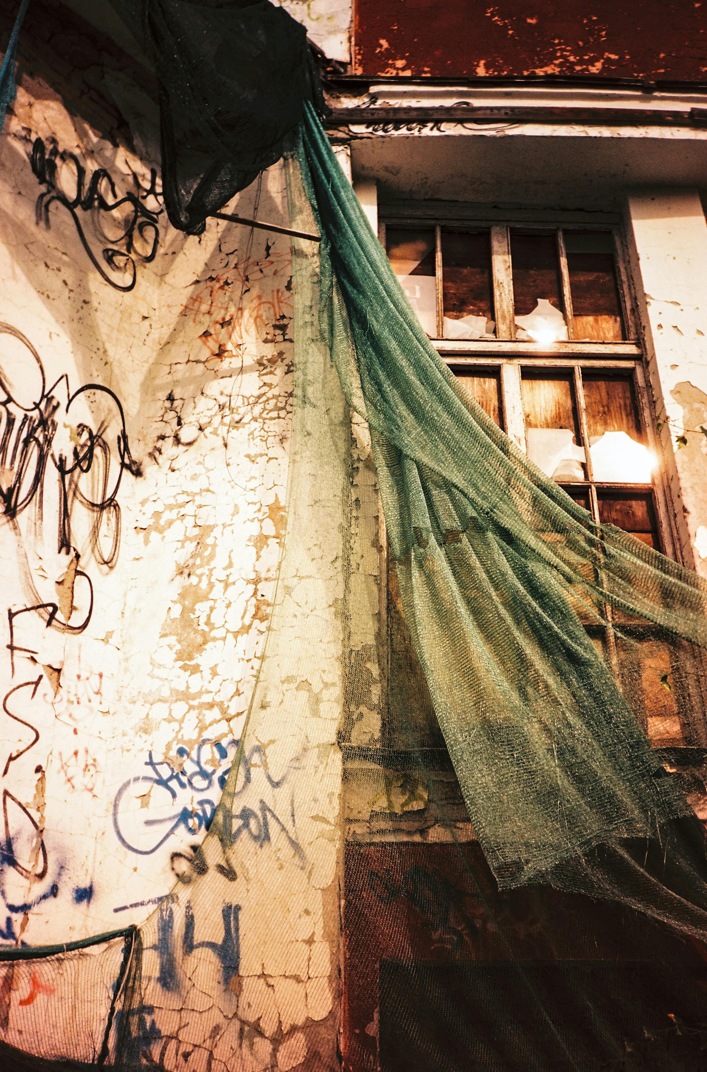 Graffiti on Messy Wall · Free Stock Photo