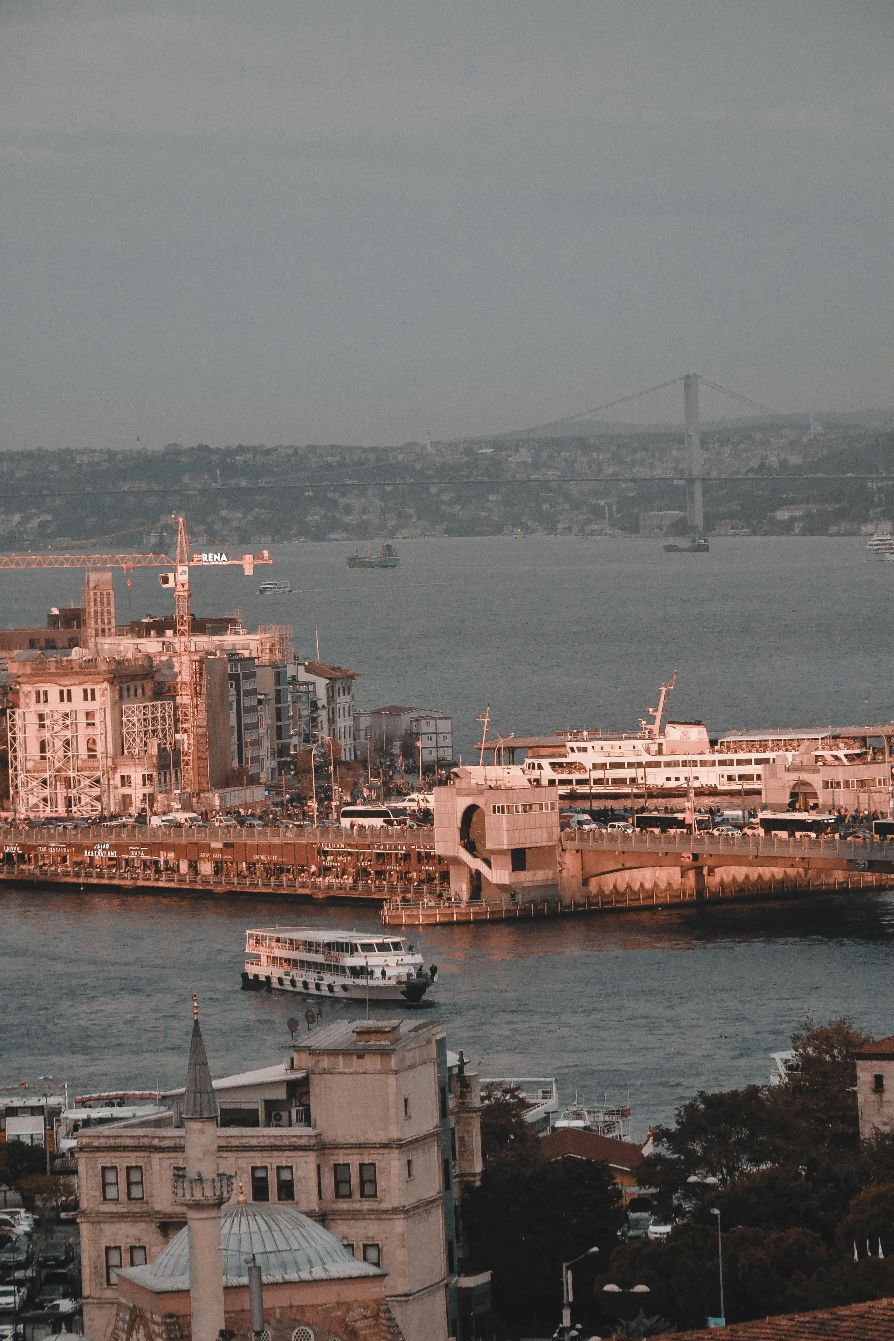 City in the Middle of a river · Free Stock Photo