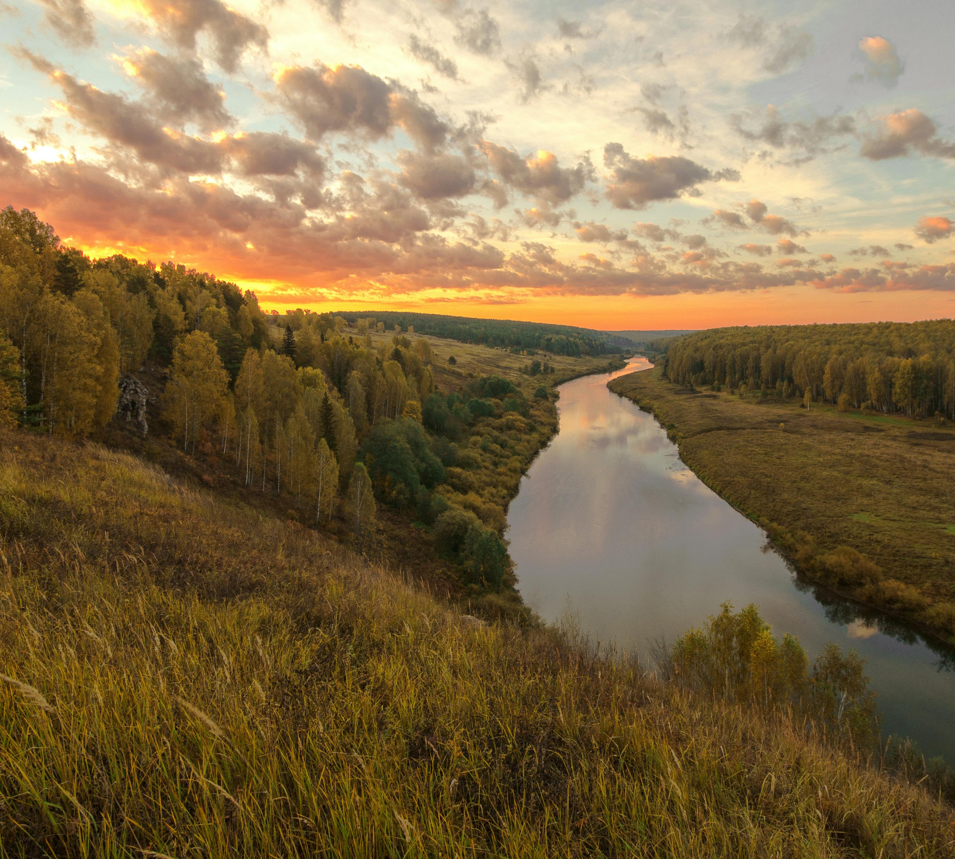 Grey Rocks Cliff Overlooking Marsh during Daytime · Free Stock Photo