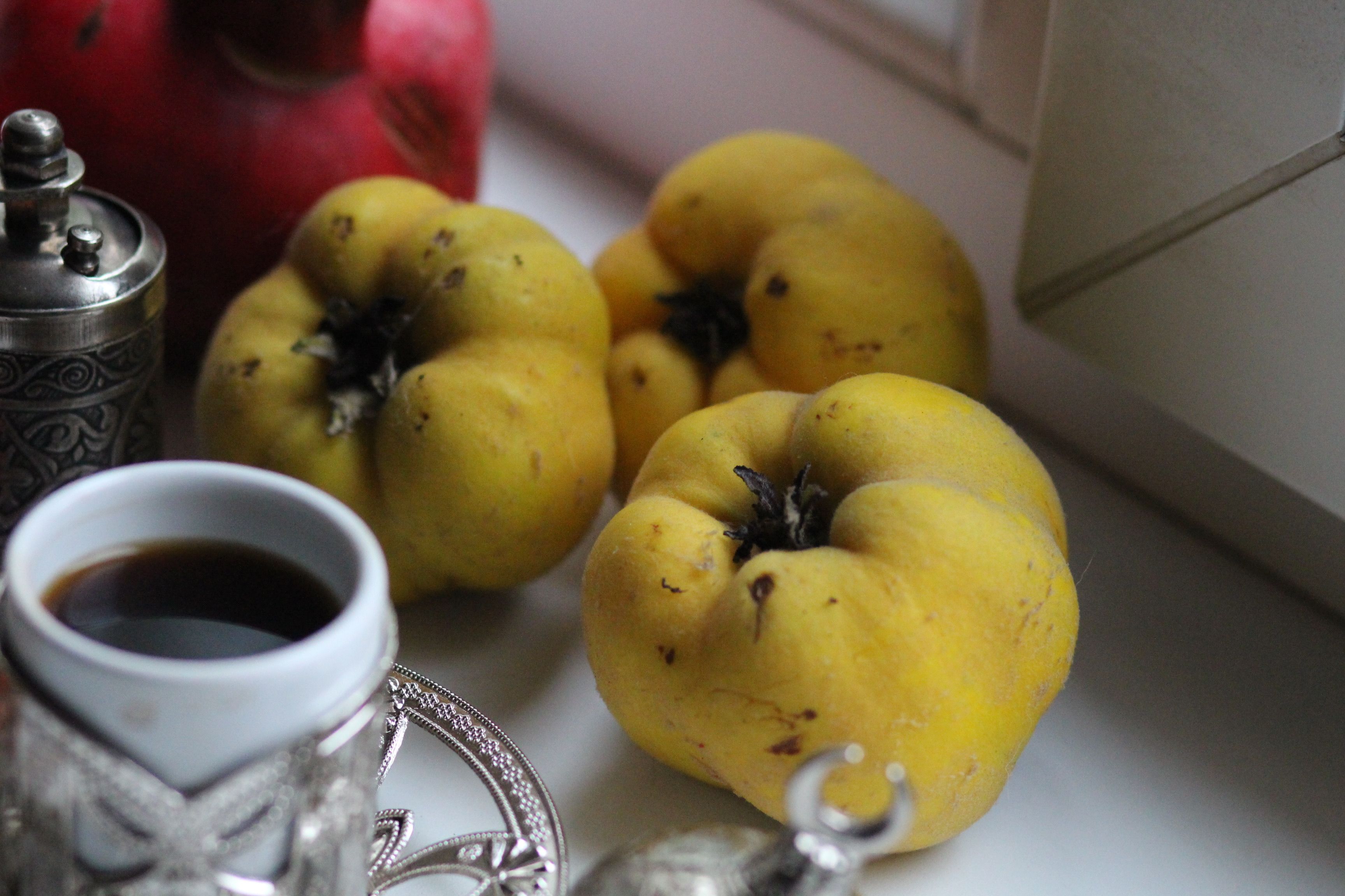 Close-Up Shot of Quince Fruits · Free Stock Photo