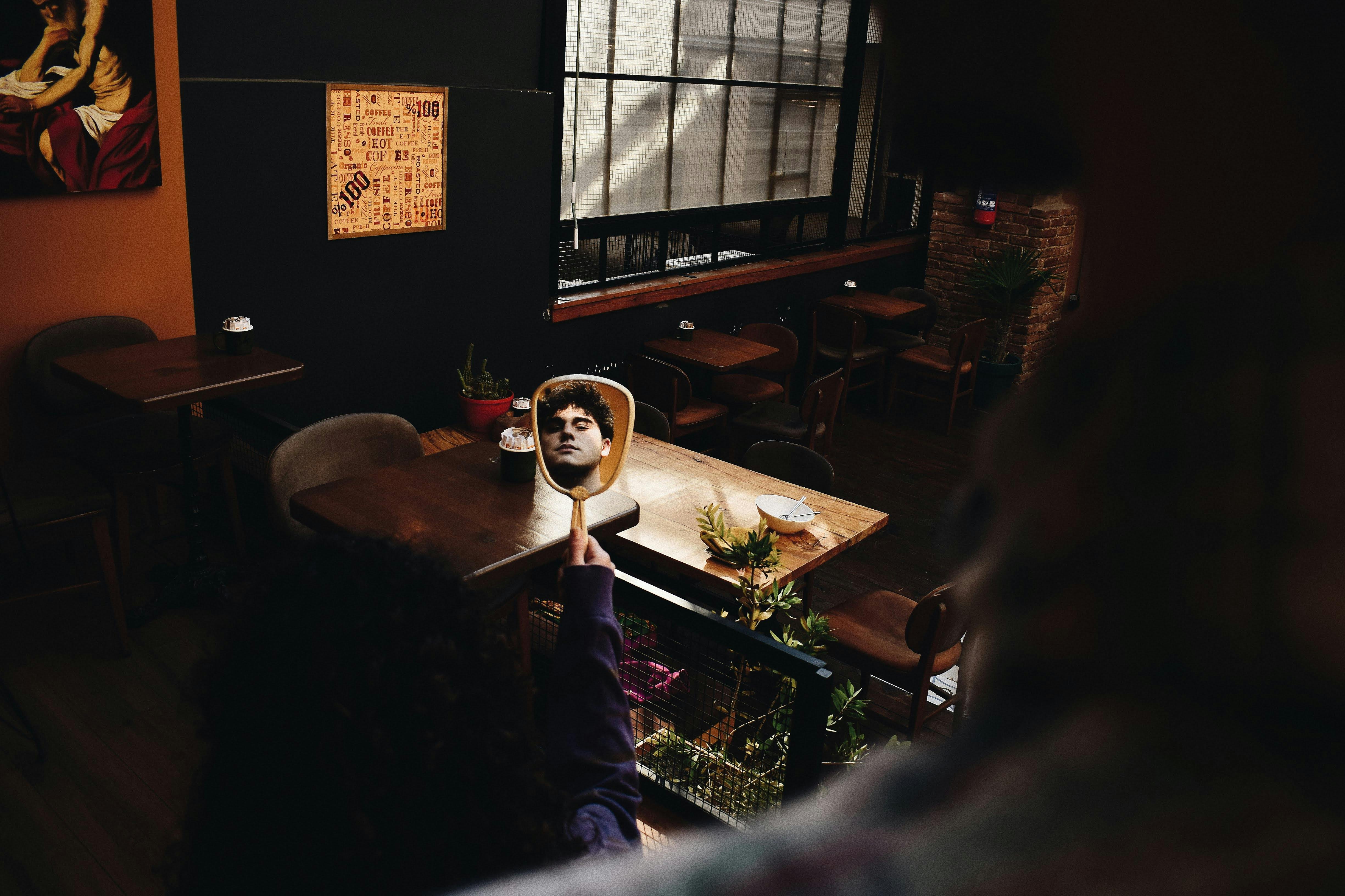 Computadora Portátil Encendida En El Escritorio · Foto de stock gratuita