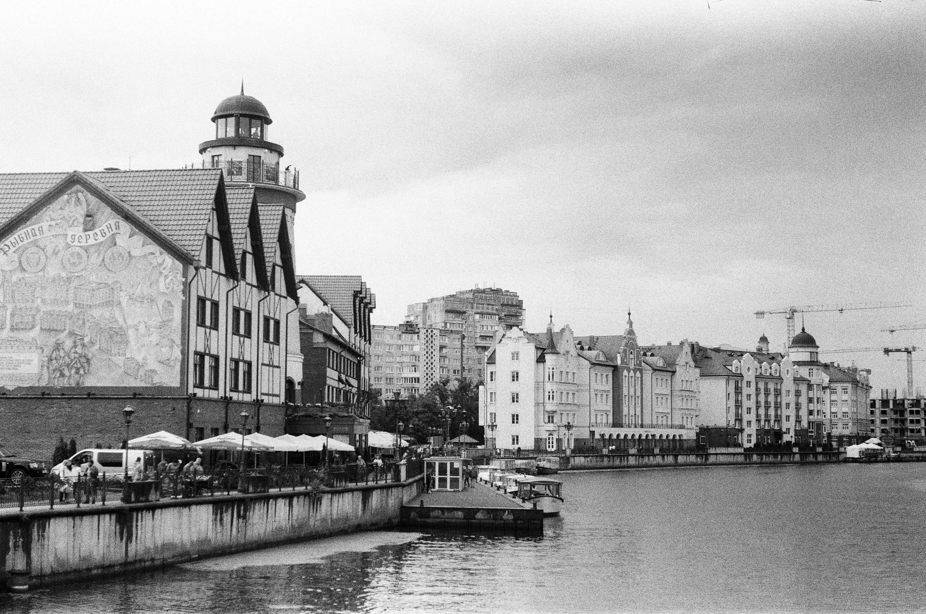 City Waterfront and the Sea · Free Stock Photo