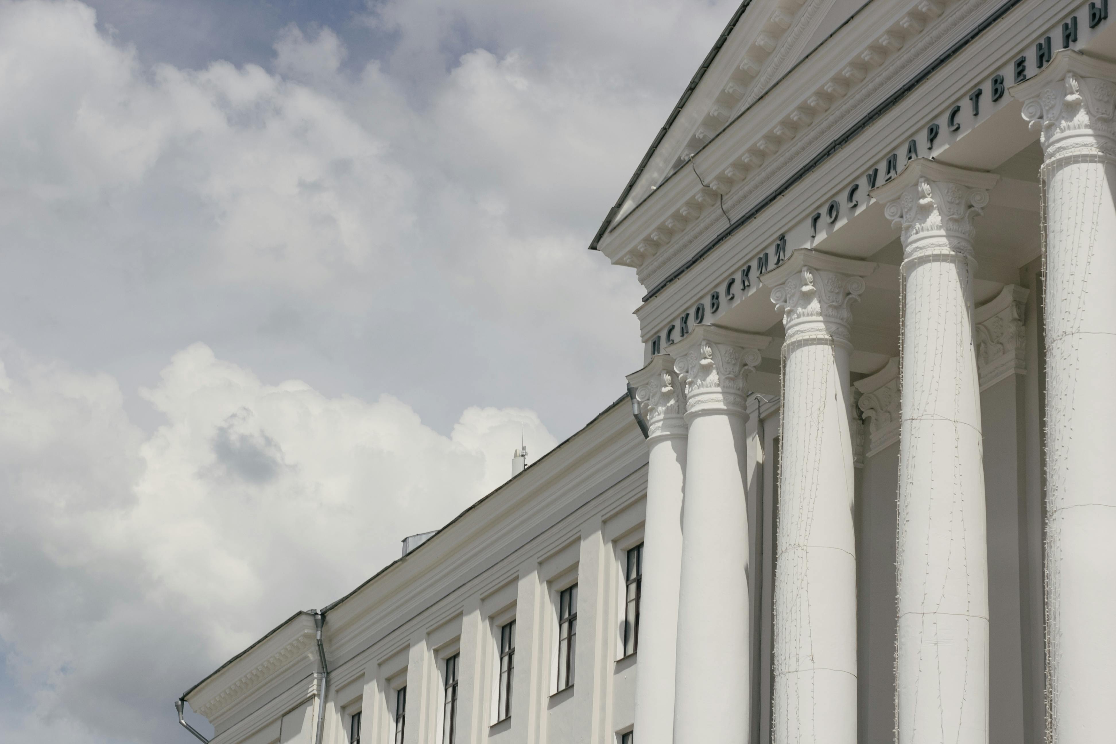 Classical Colonnade of Building · Free Stock Photo