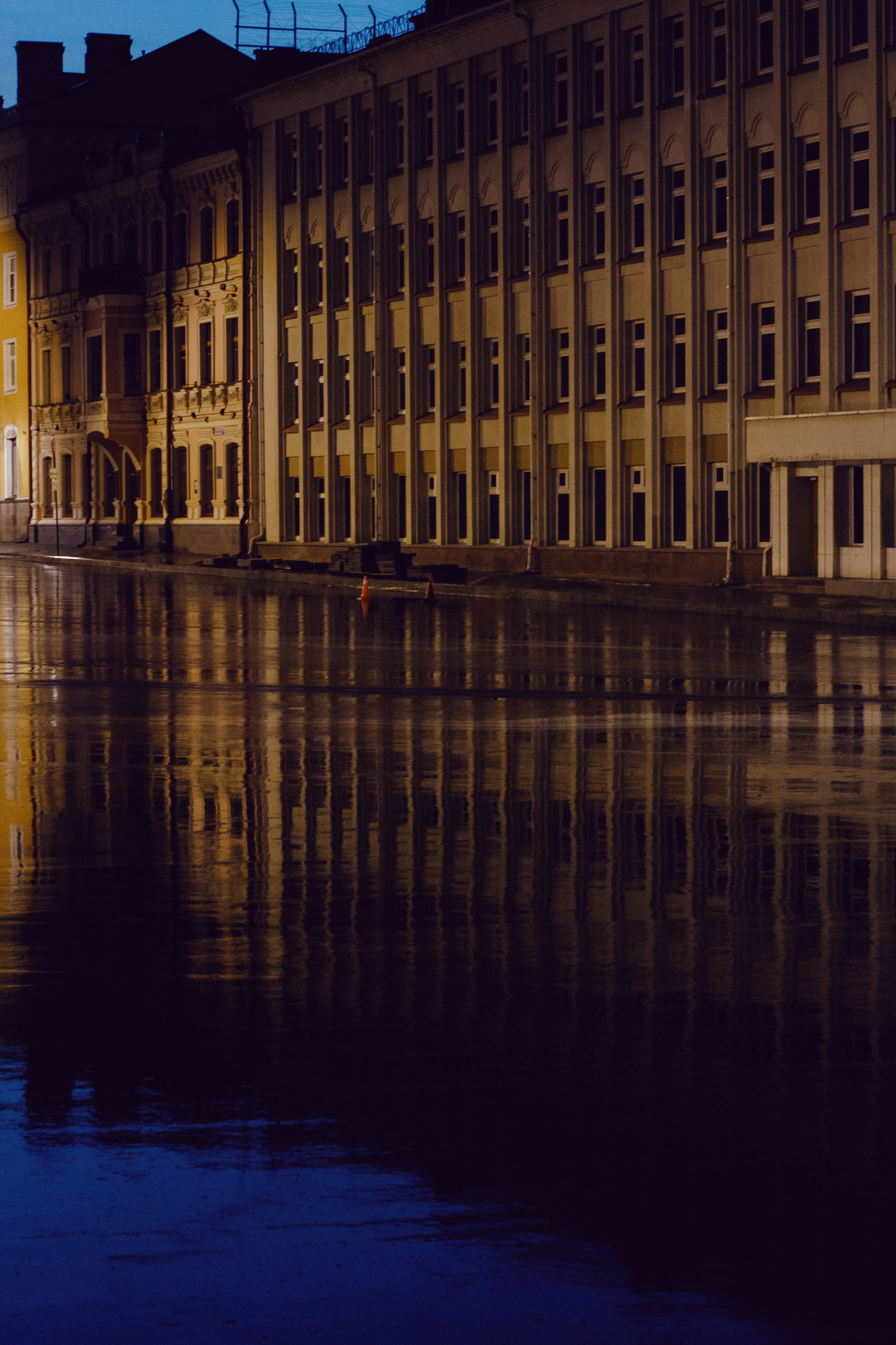 Building Exterior Reflecting in Water · Free Stock Photo