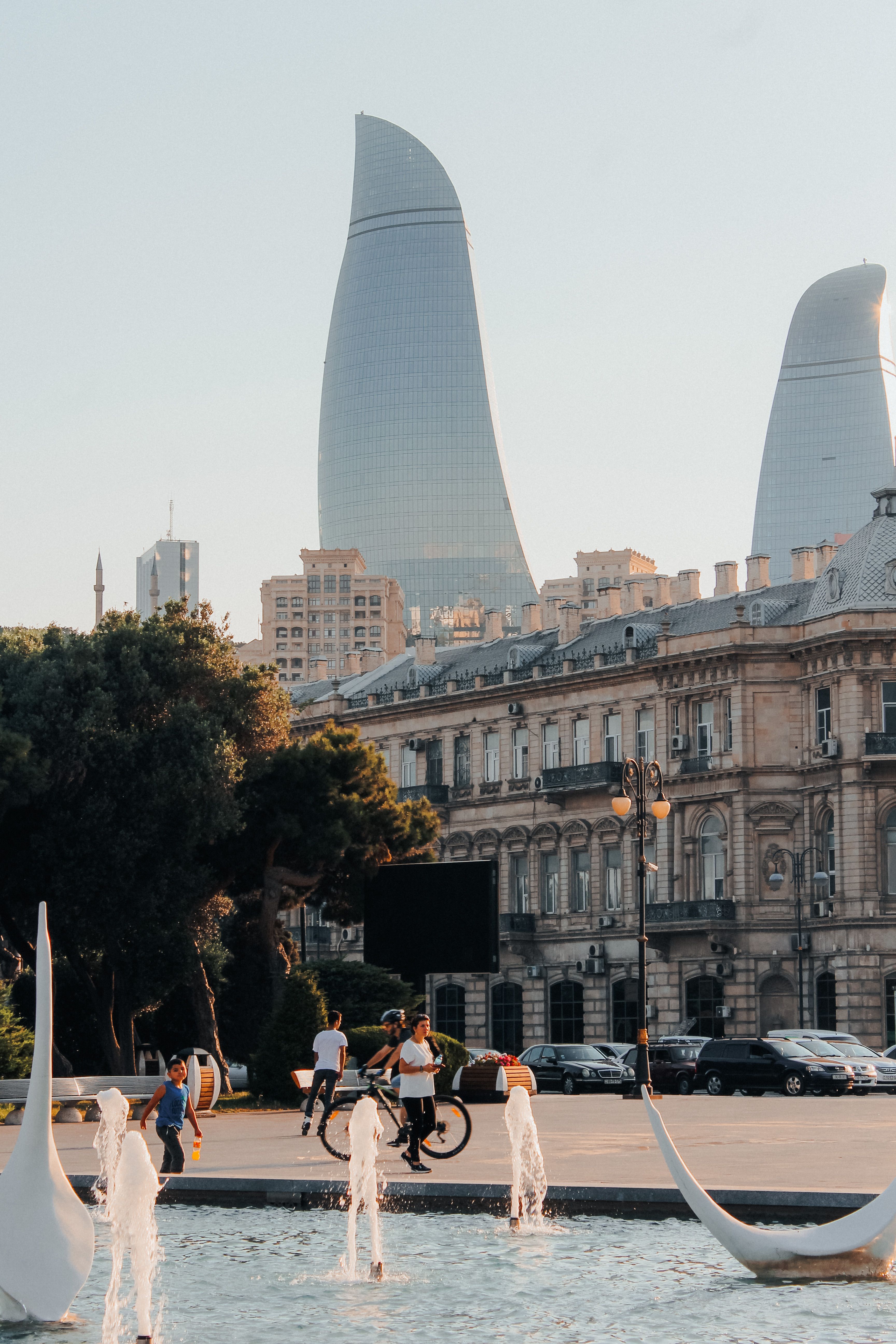 Brown High Rise Building Surrounded by People · Free Stock Photo