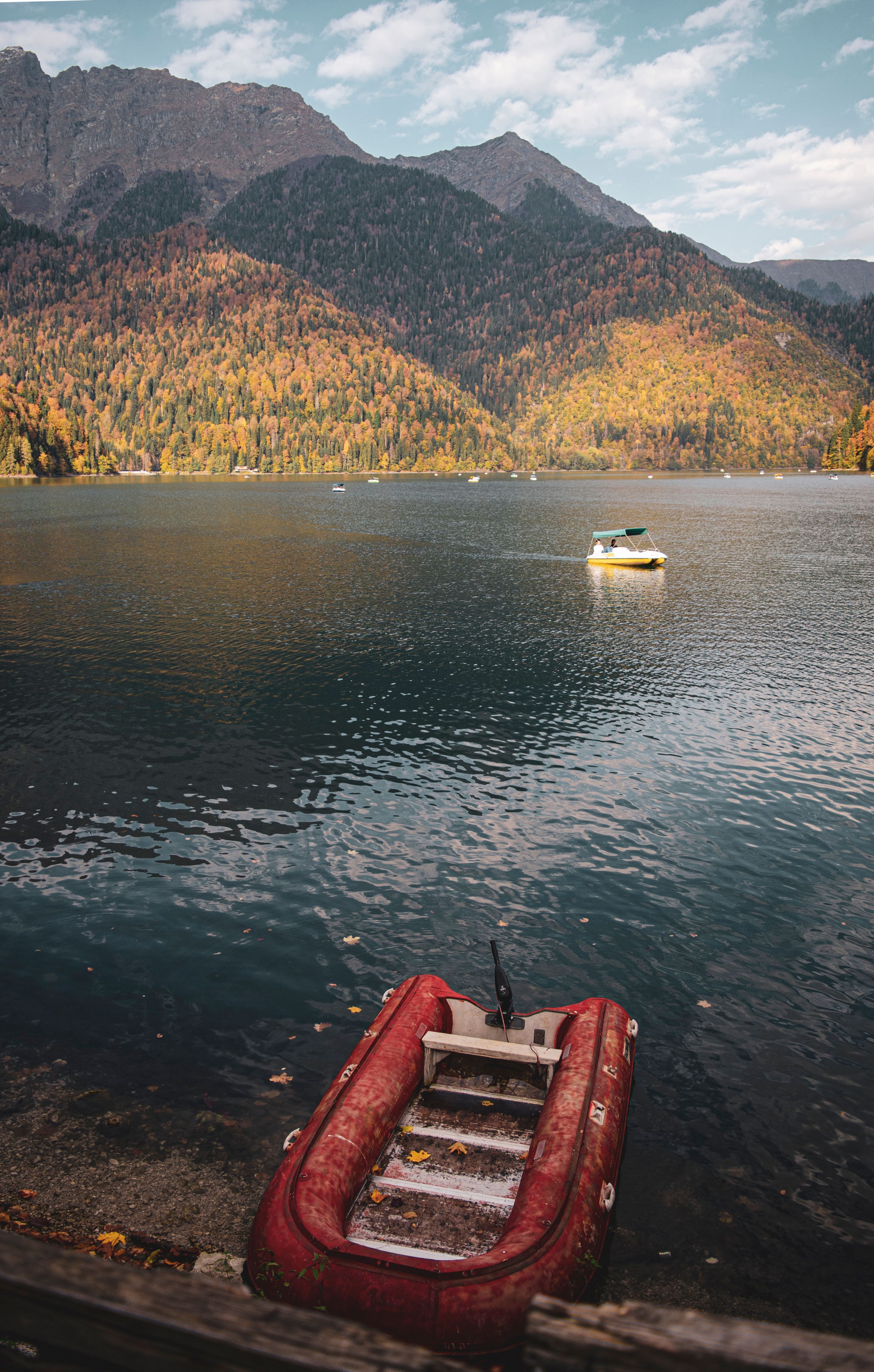 A Motorboat Sailing on a Lake · Free Stock Photo
