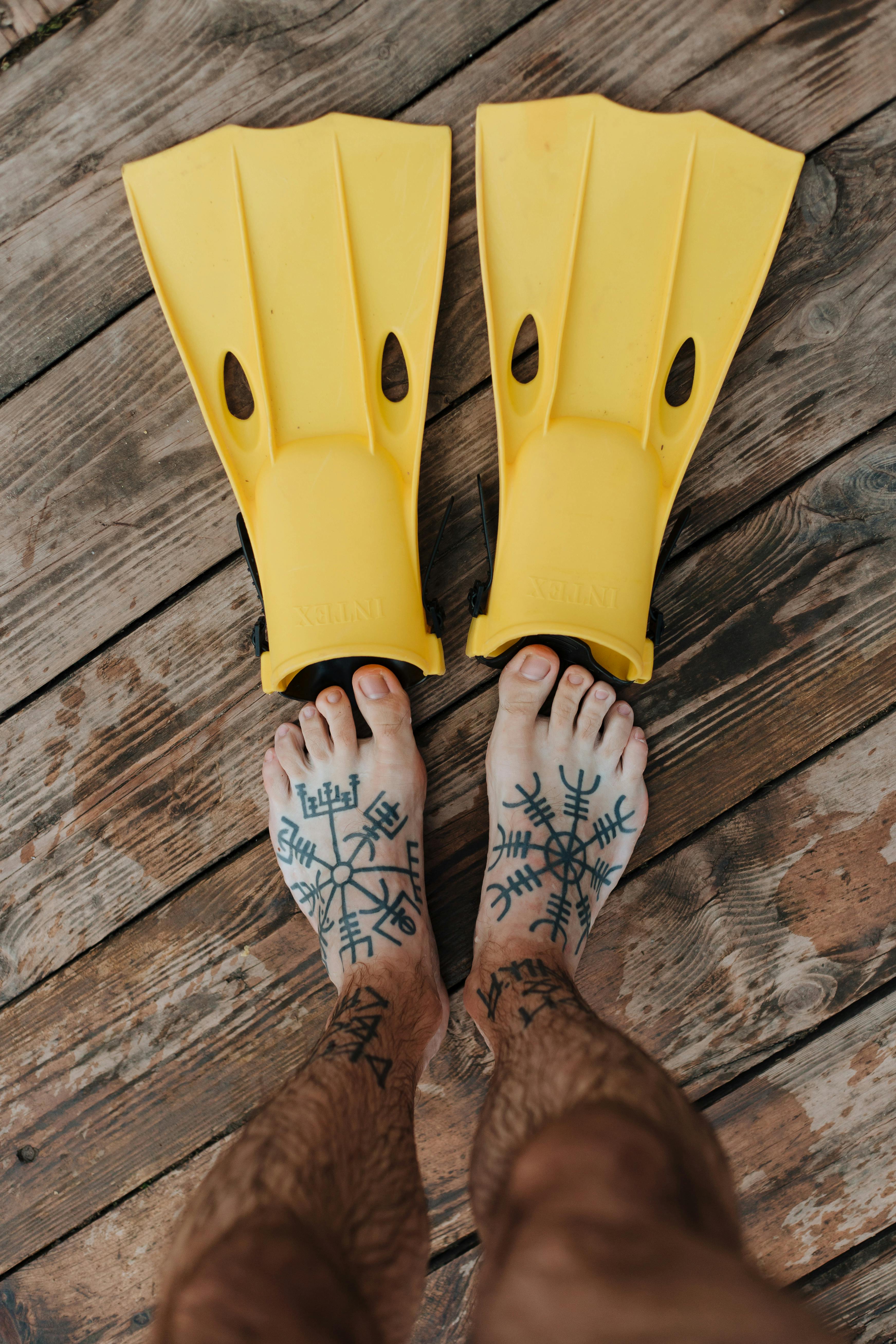 Flippers Next to Feet · Free Stock Photo