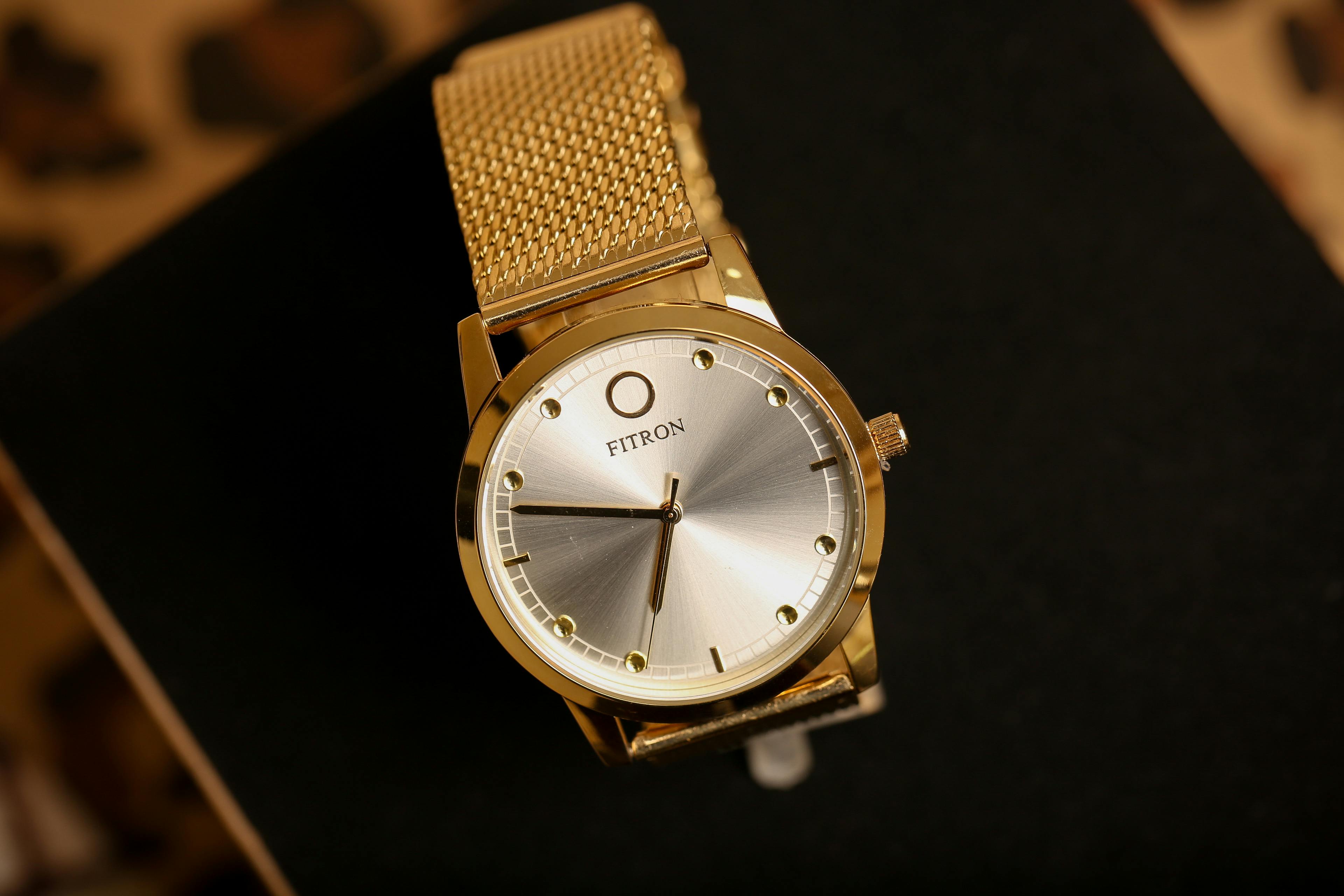 Reloj De Pared Redondo Plateado · Foto de stock gratuita