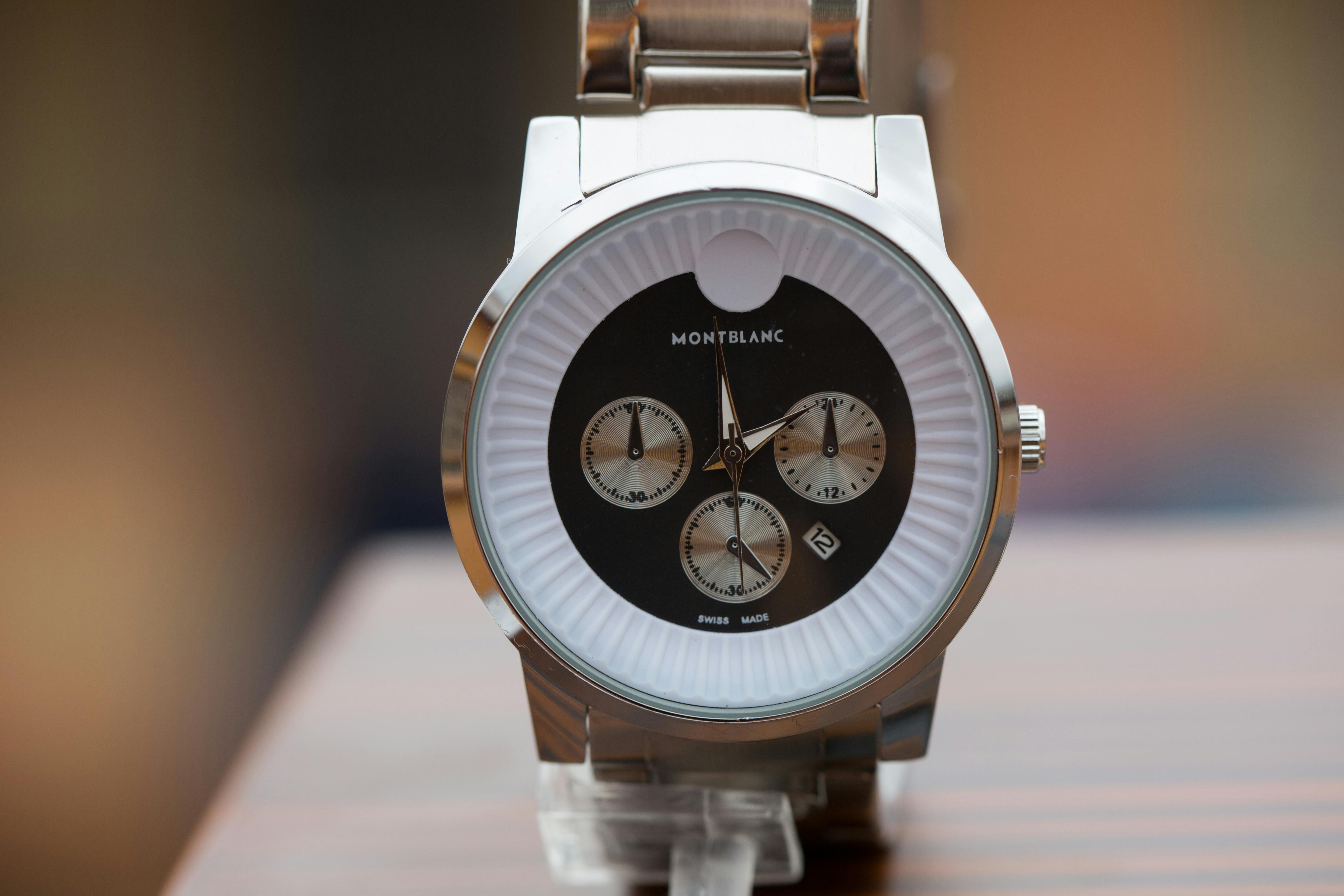 Close-Up Photo of Clock Pointing at 2 · Free Stock Photo