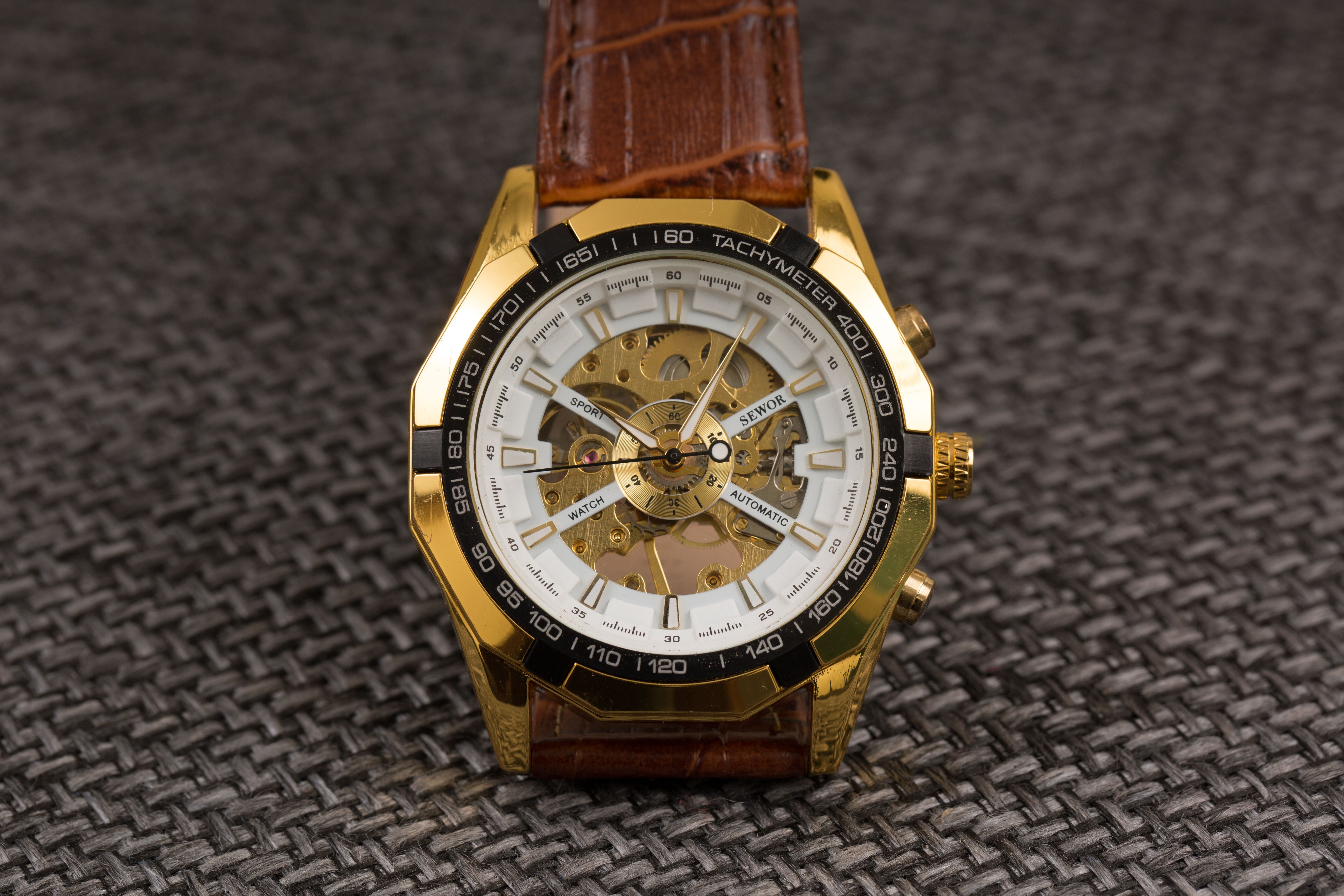 Round Silver-colored Analog Watch With Silver-colored Strap · Free ...