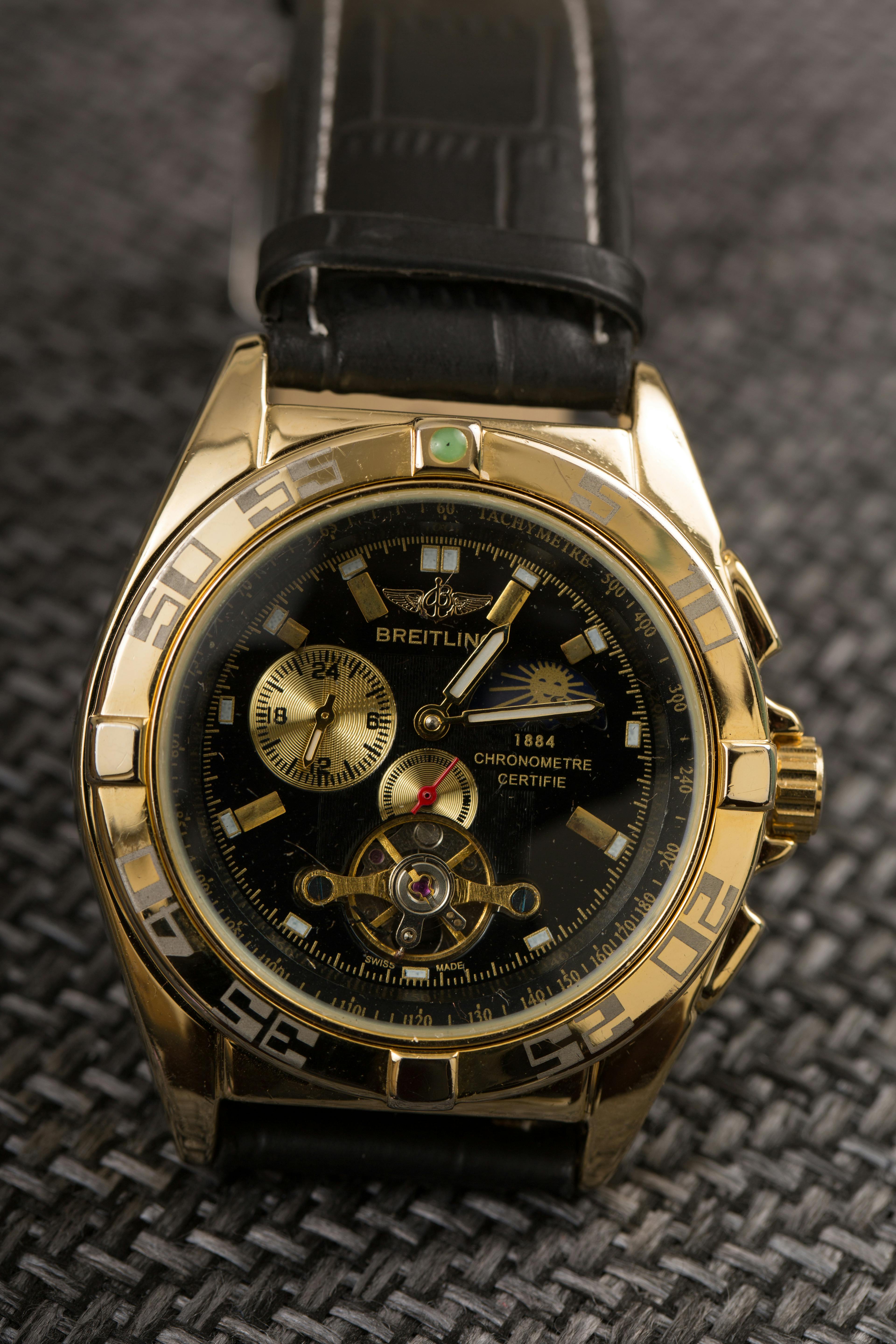 Round Gold-colored Fossil Analog Watch · Free Stock Photo